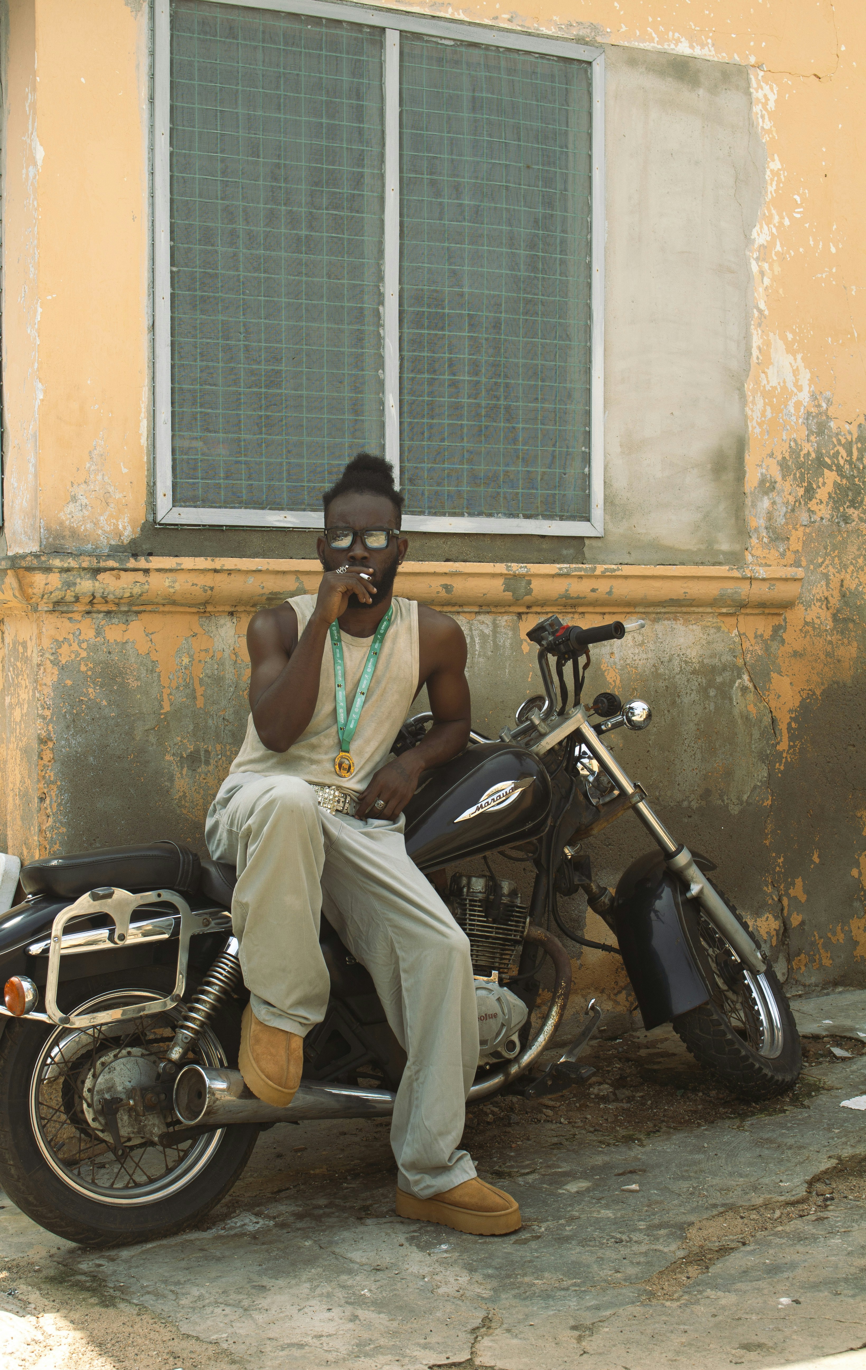 Medal on the Move: Streetstyle portrait with a vintage bike beside a weathered wall