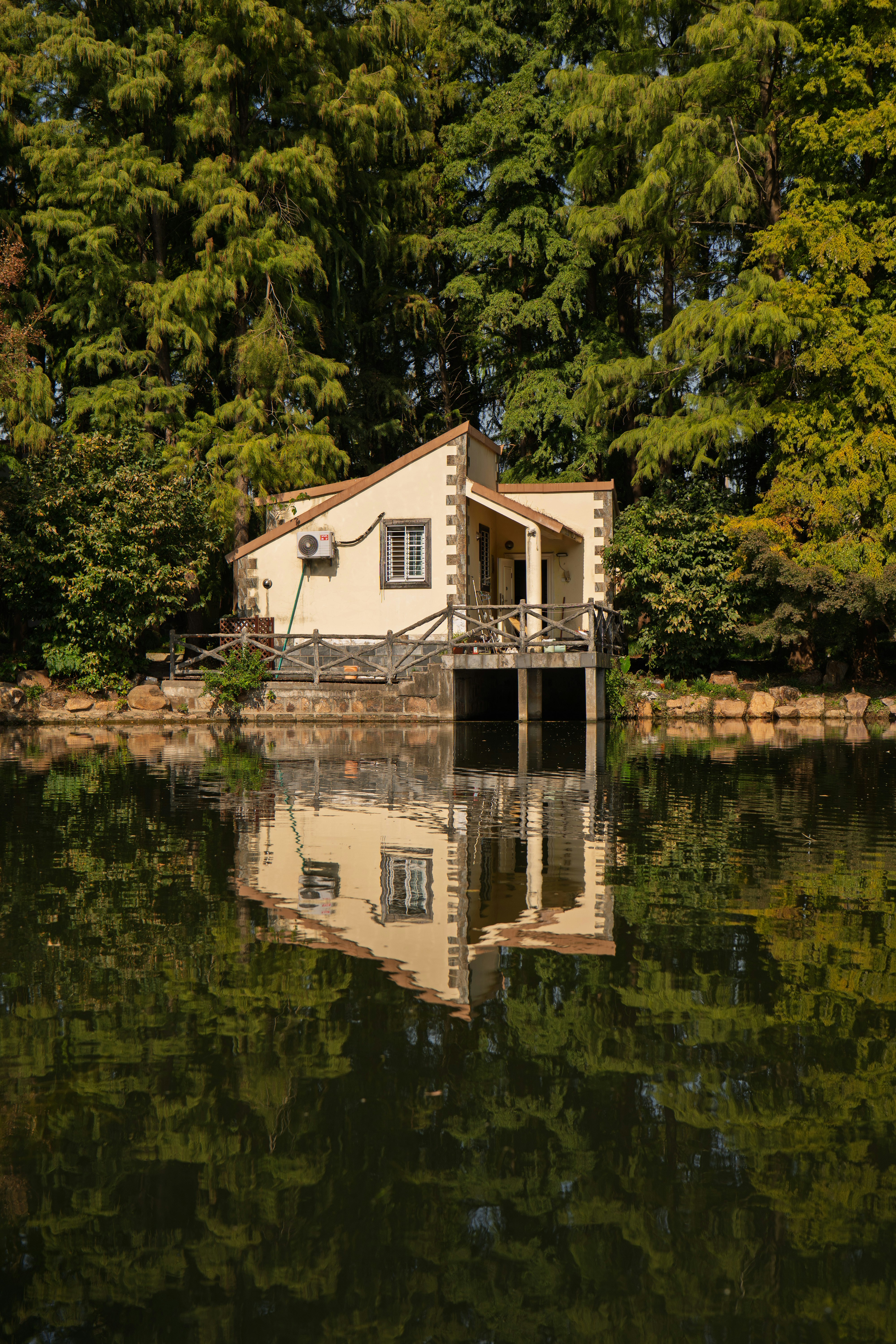 Lakehouse by the Pines: Symmetrical Reflections and Quiet Architecture