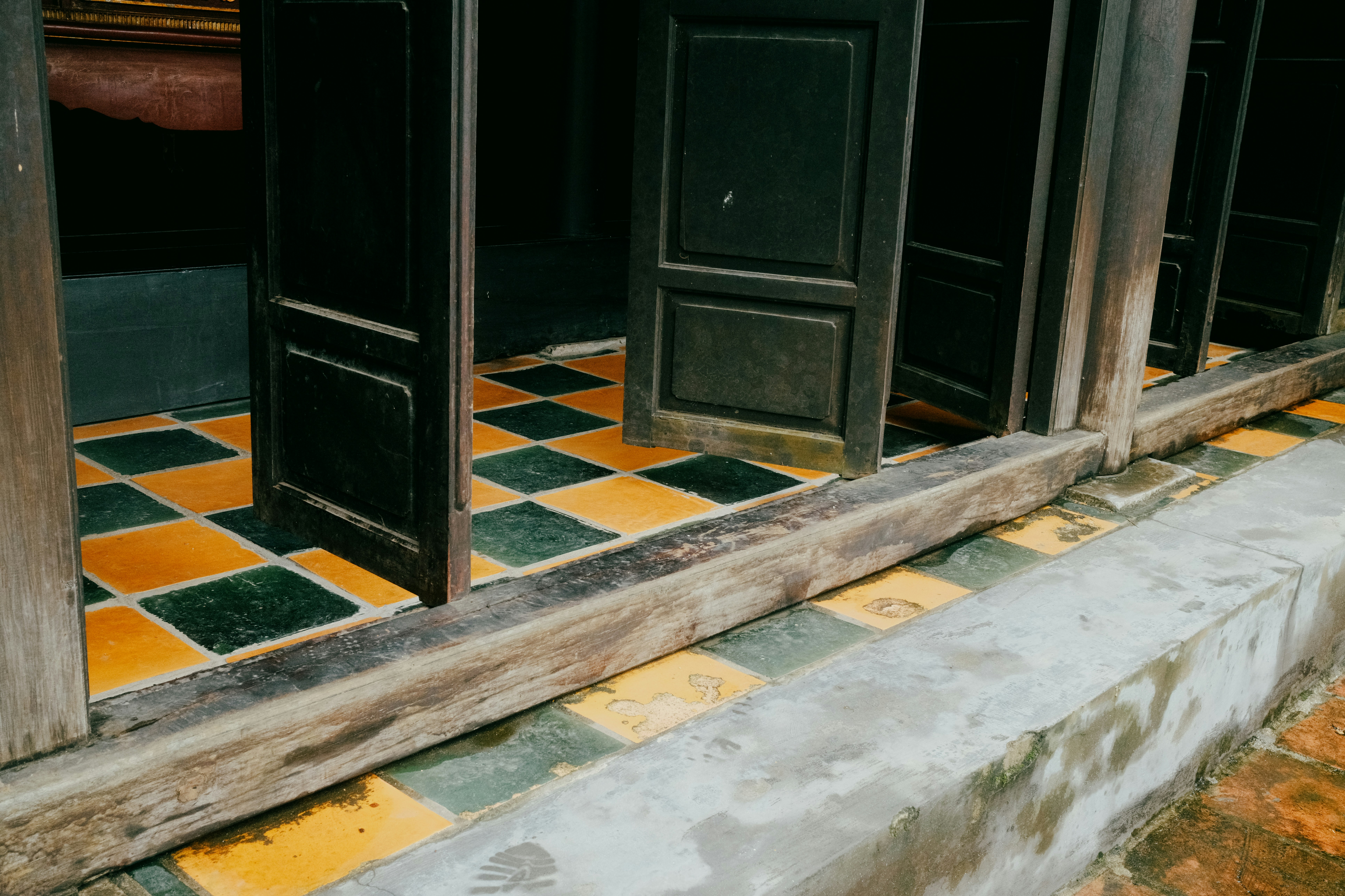 Threshold of Tiles: An Open Doorway in Colorful Echoes