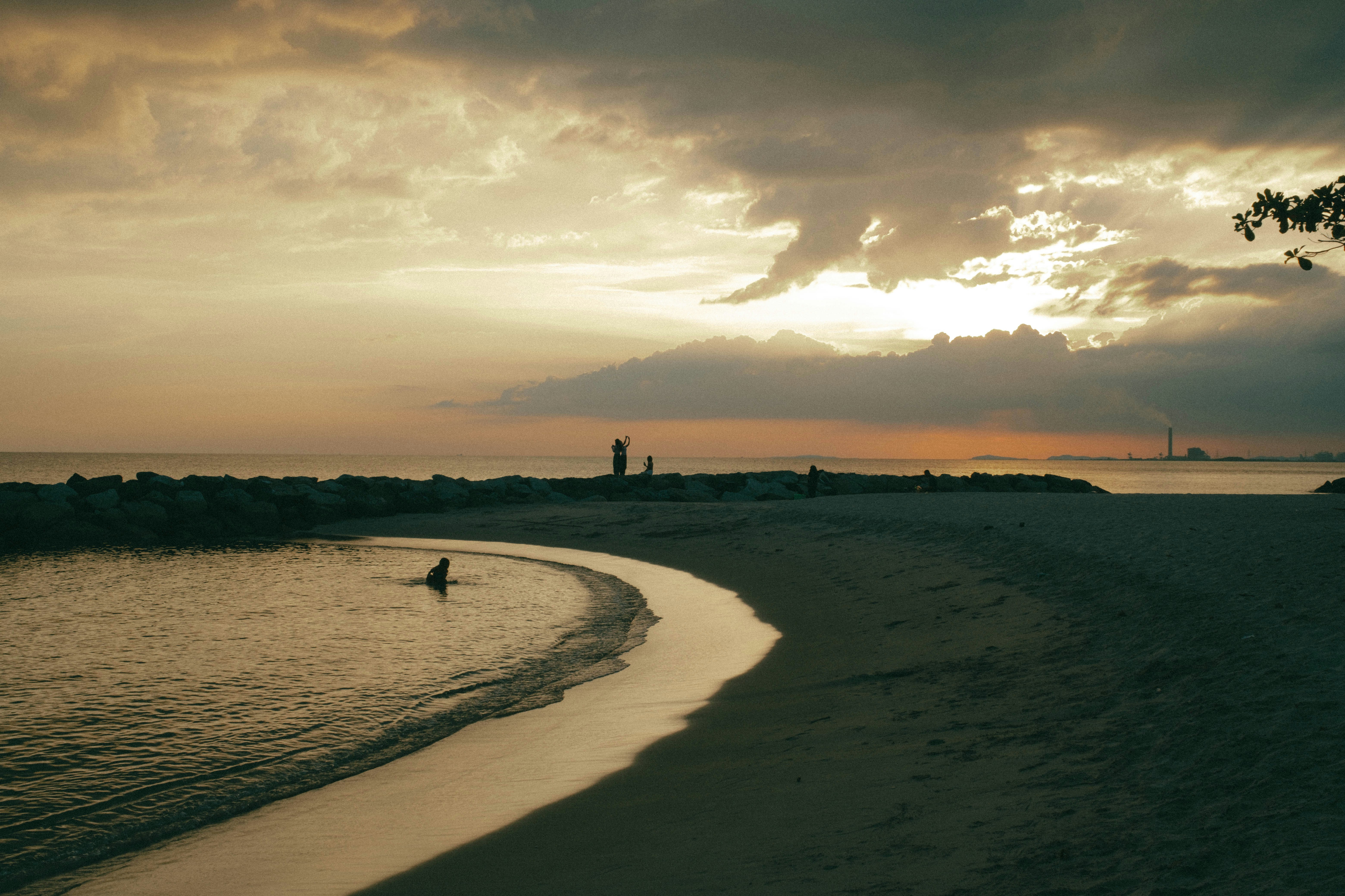 Horizon Curve at Dusk: Silhouettes by the Winding Tide