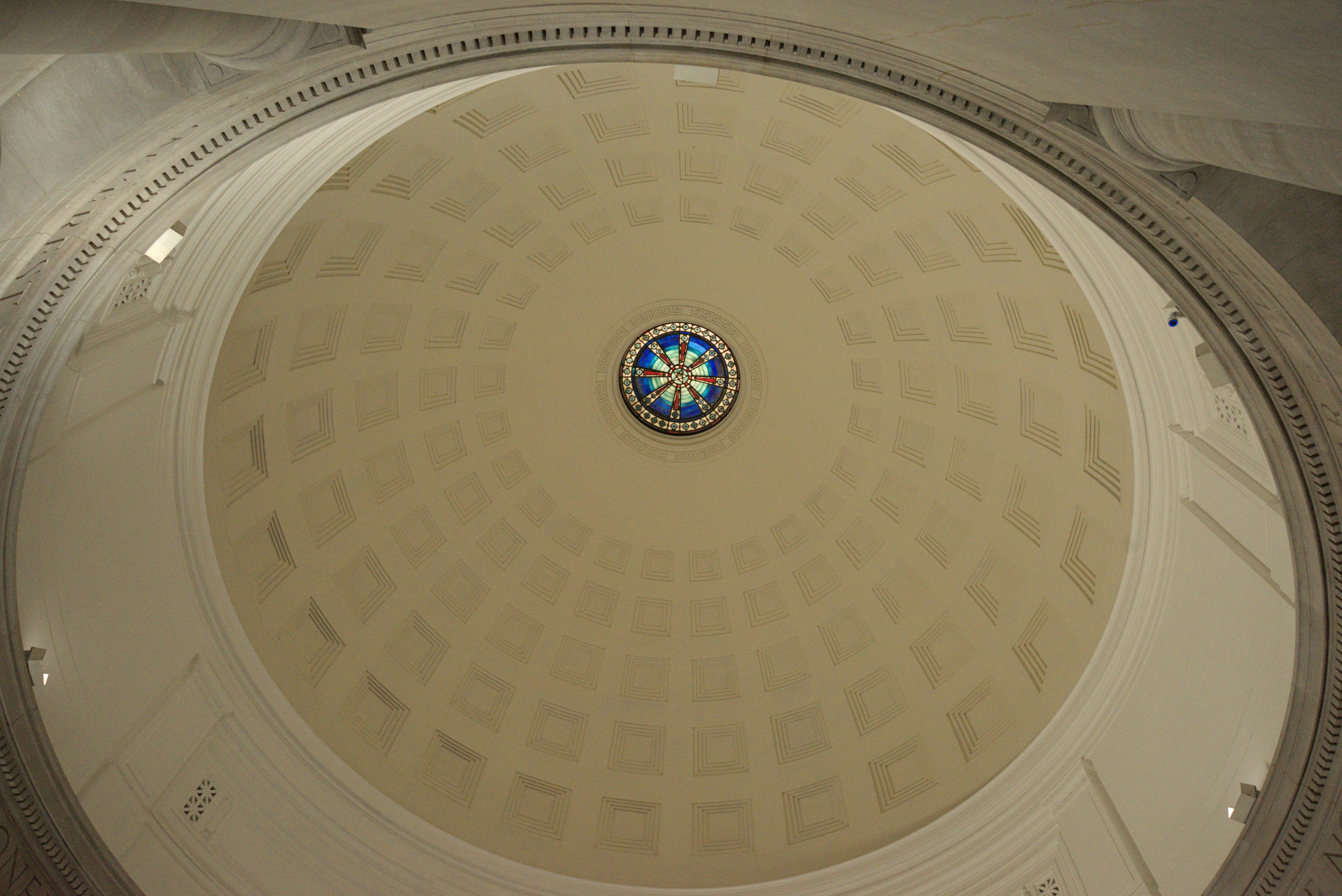 Oculus in the Rotunda: Symmetry and Light at the Dome's Center