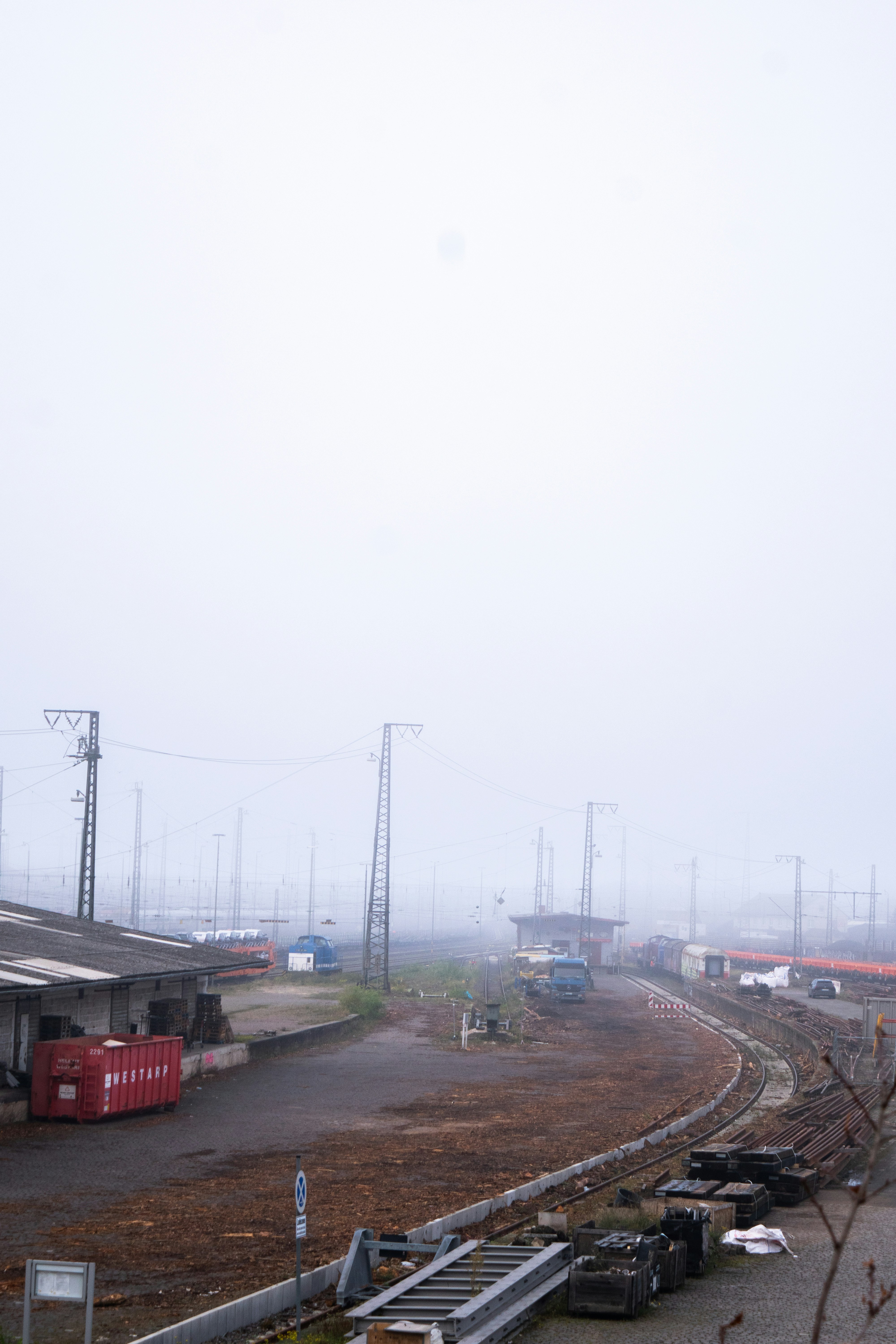 Convergence in the Mist: Rails Fade into Fog