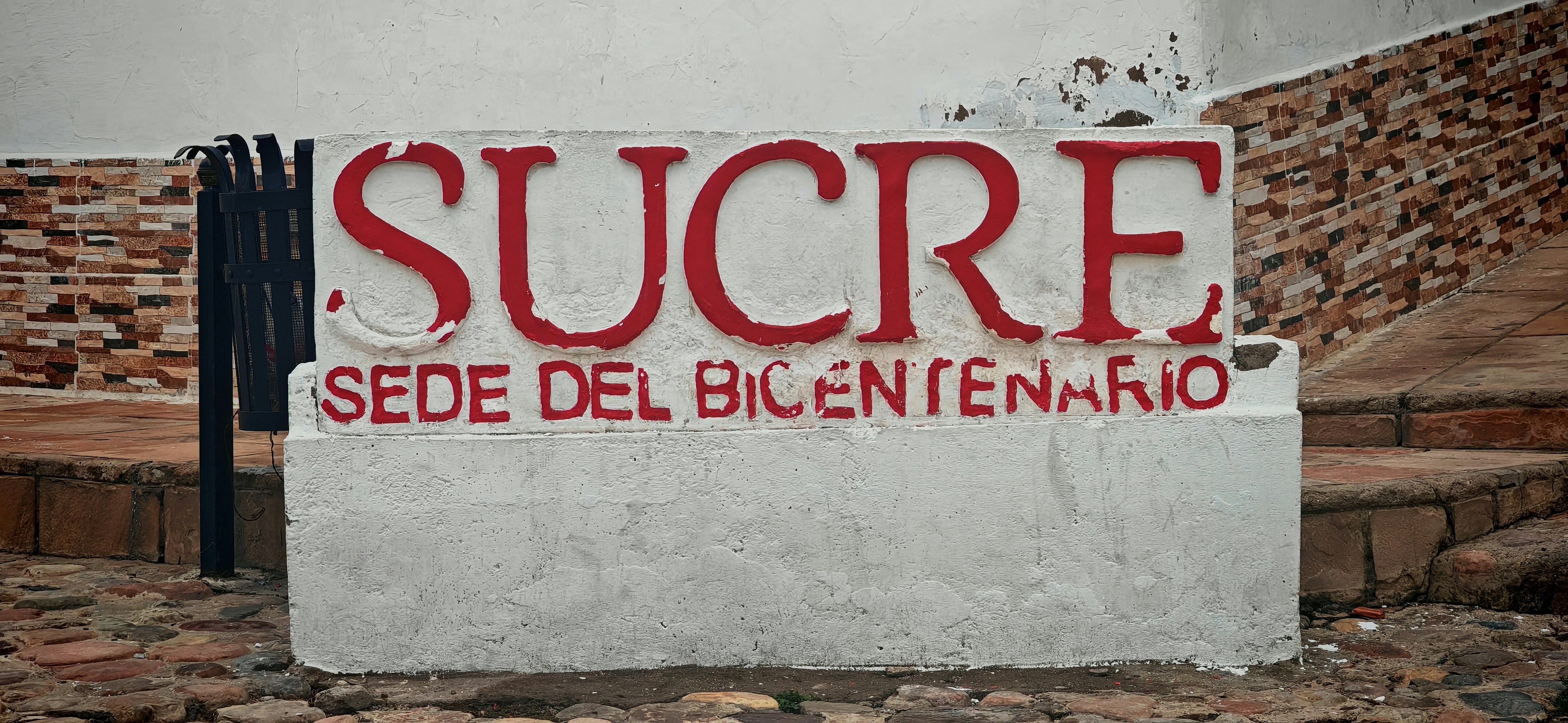 Sign reads sucre sede del bicentenario