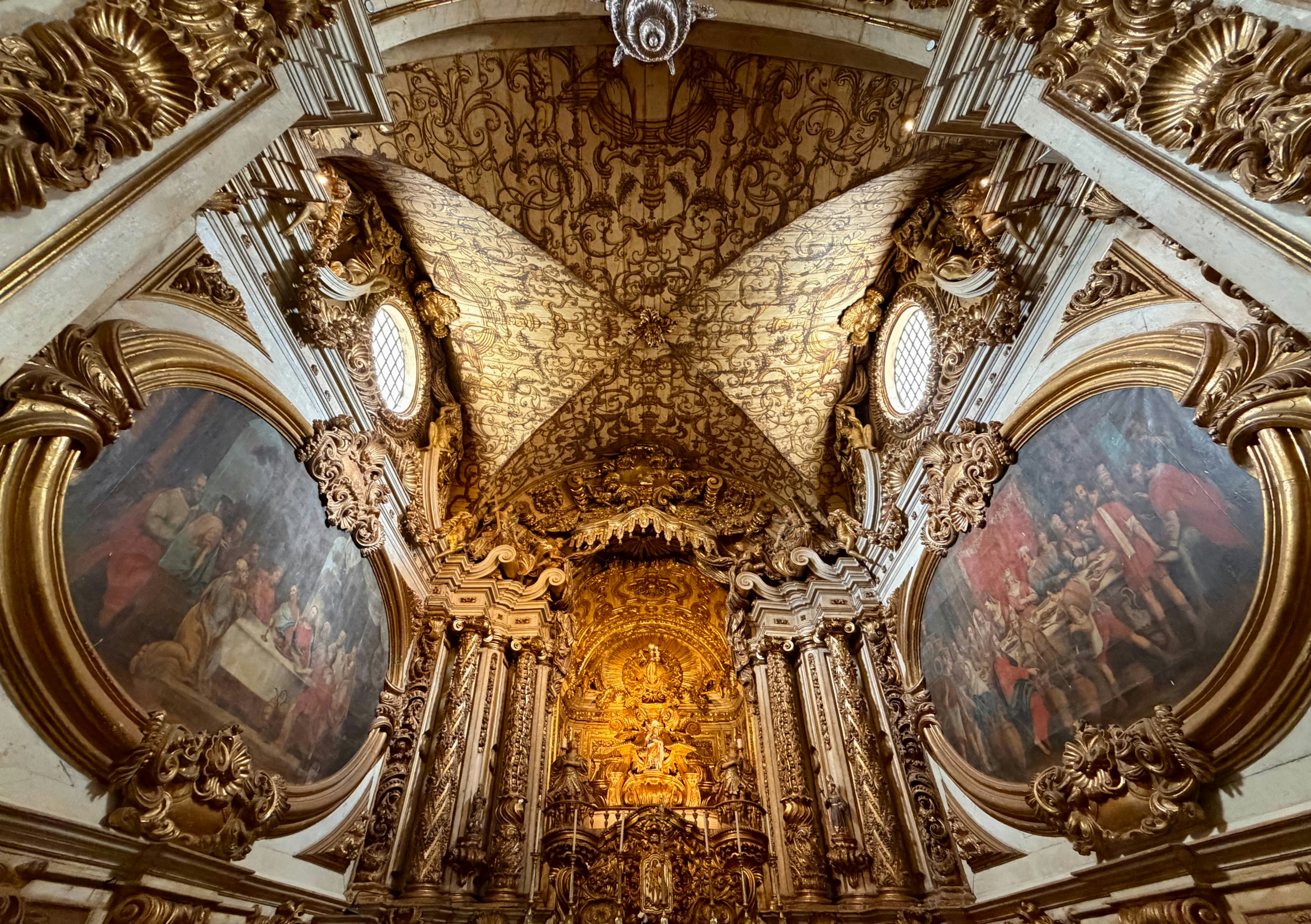 Gilded Vaults and the Altar's Quiet Beacon