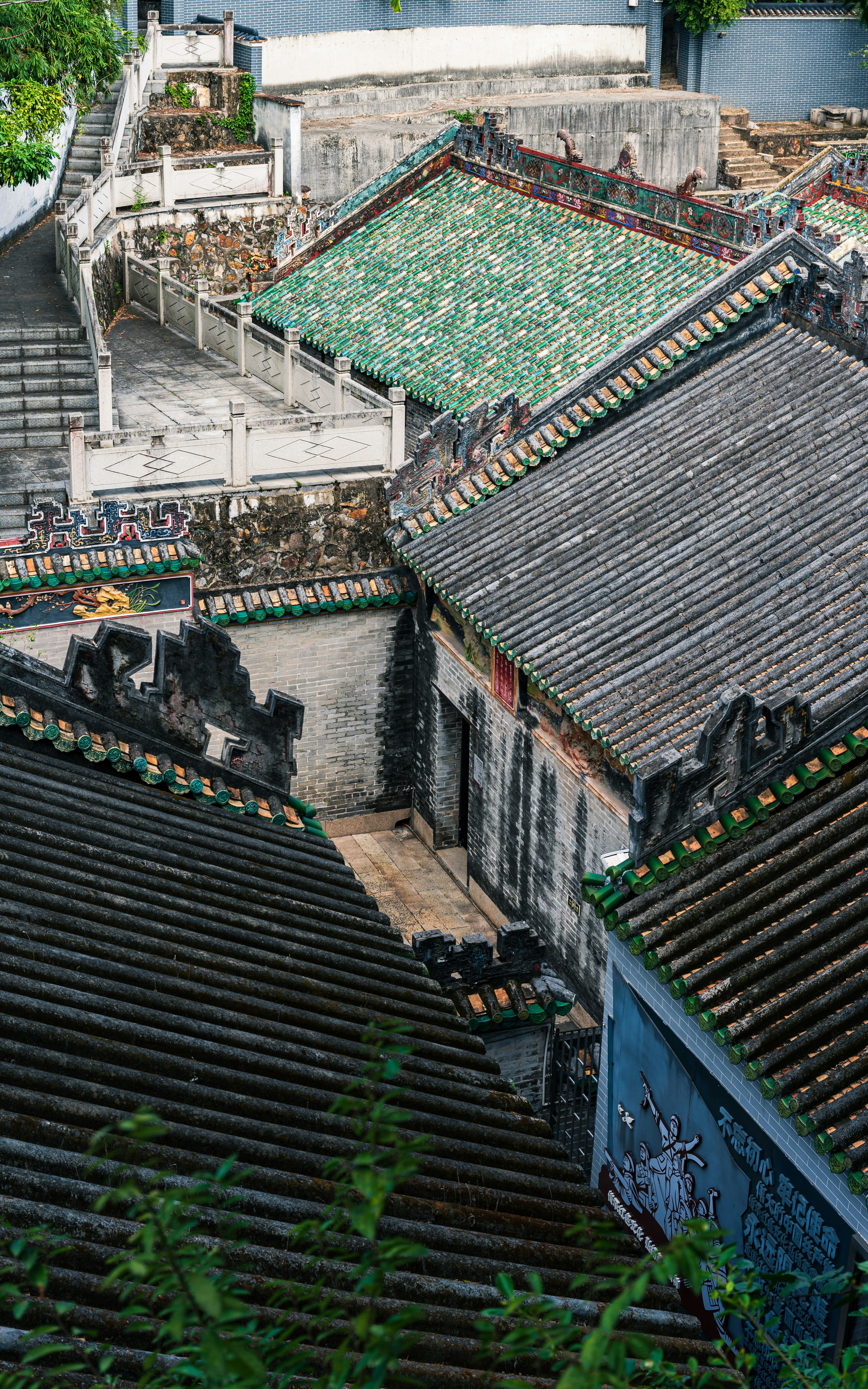 Green Ridgework: A Quiet Rooftop Labyrinth Amid Weathered Walls