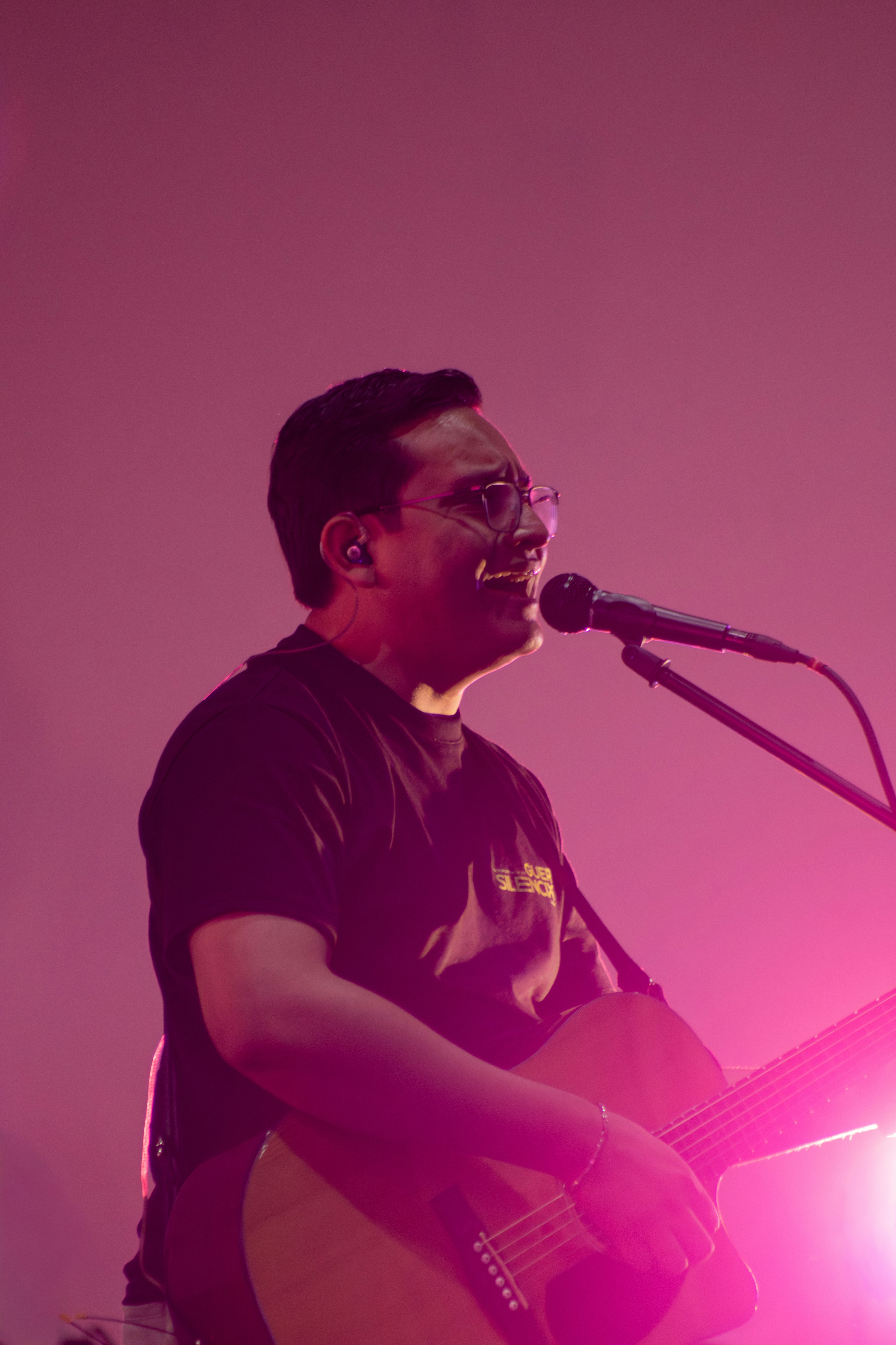 Velvet Magenta: Live Guitar Serenade Under Neon Haze