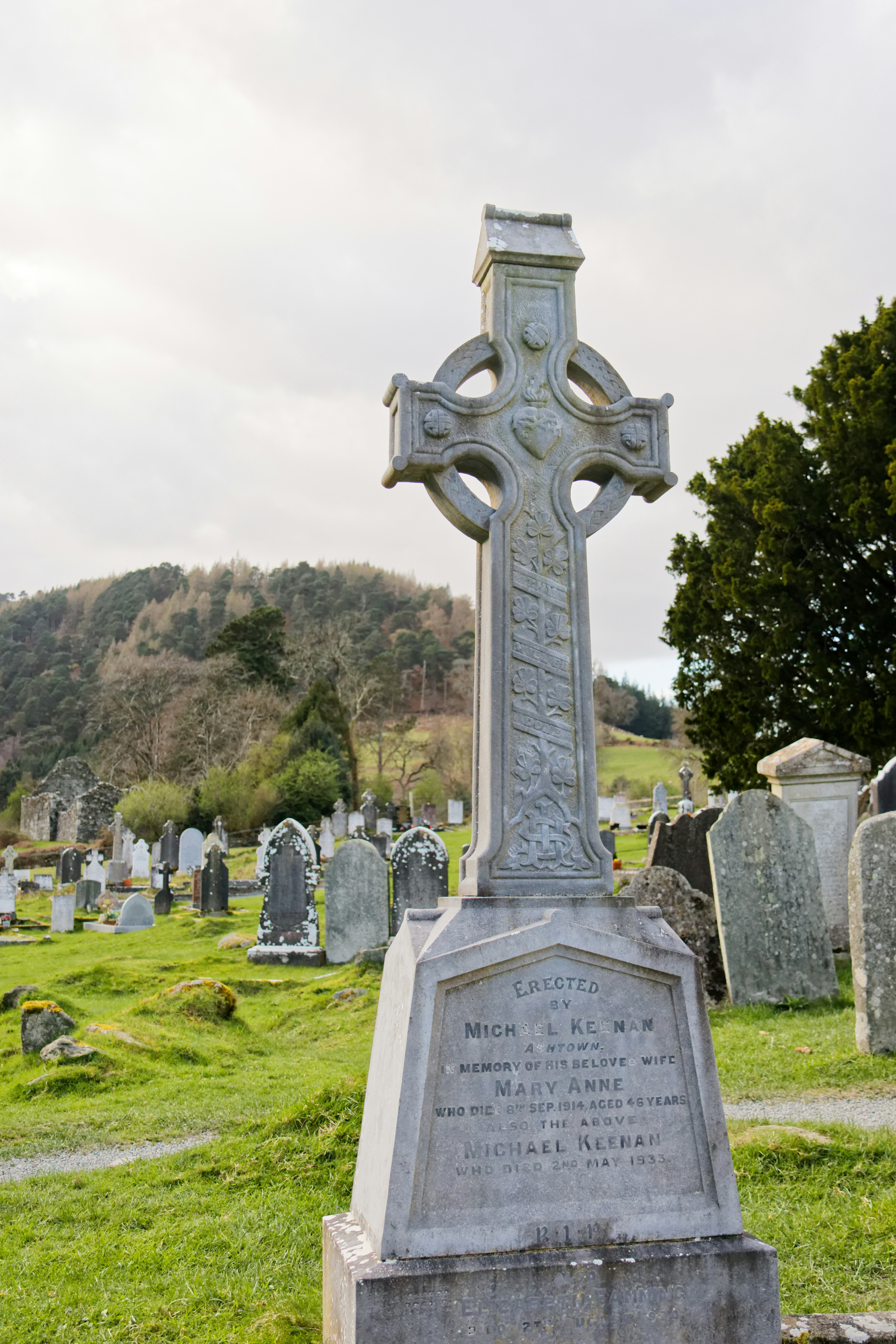 The Sentinel of Stone: A Celtic Cross in a Quiet Cemetery