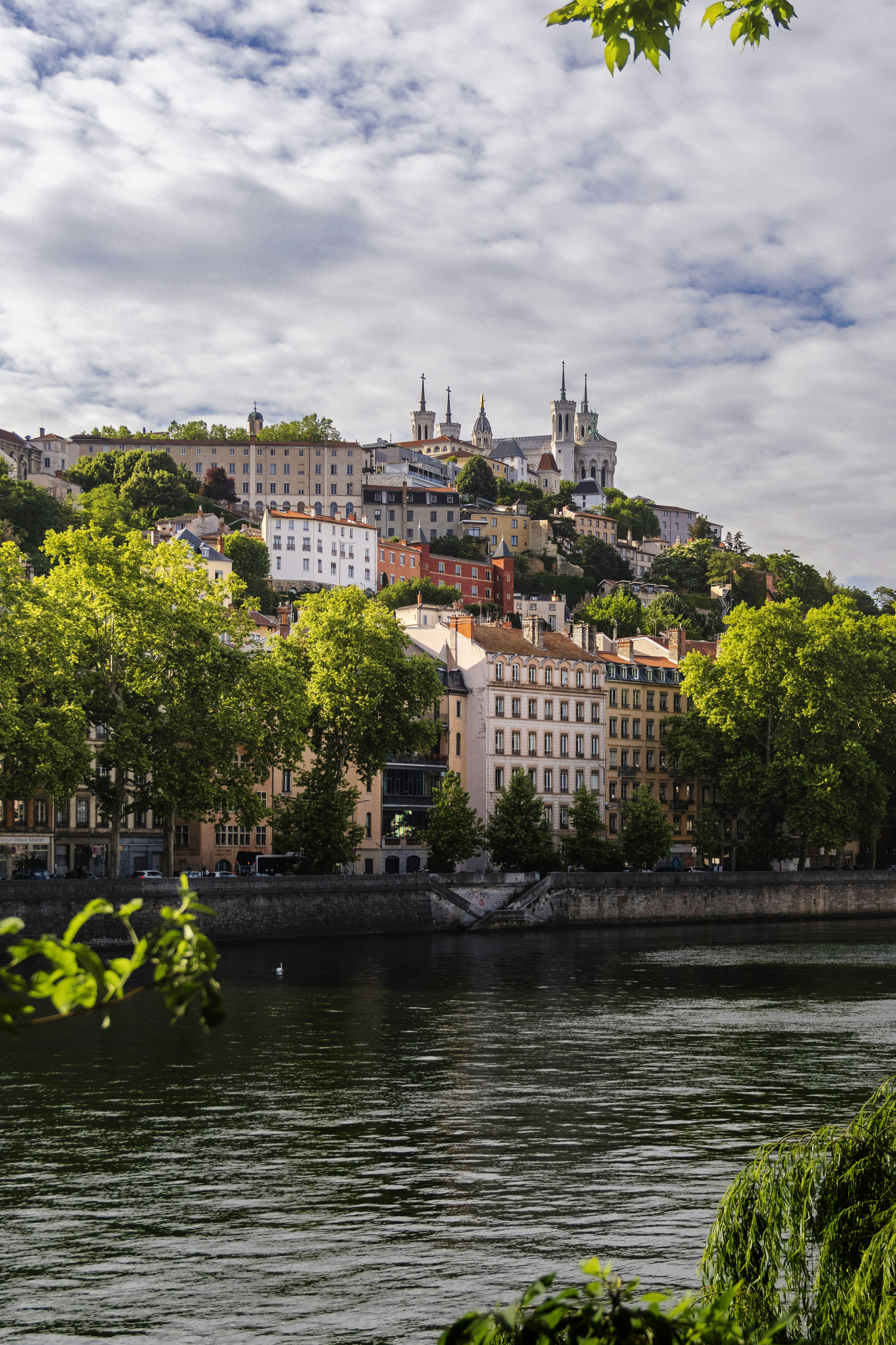 Vue de la Basilique de Fourvière depuis les berges de la Saône, Lyon, France.