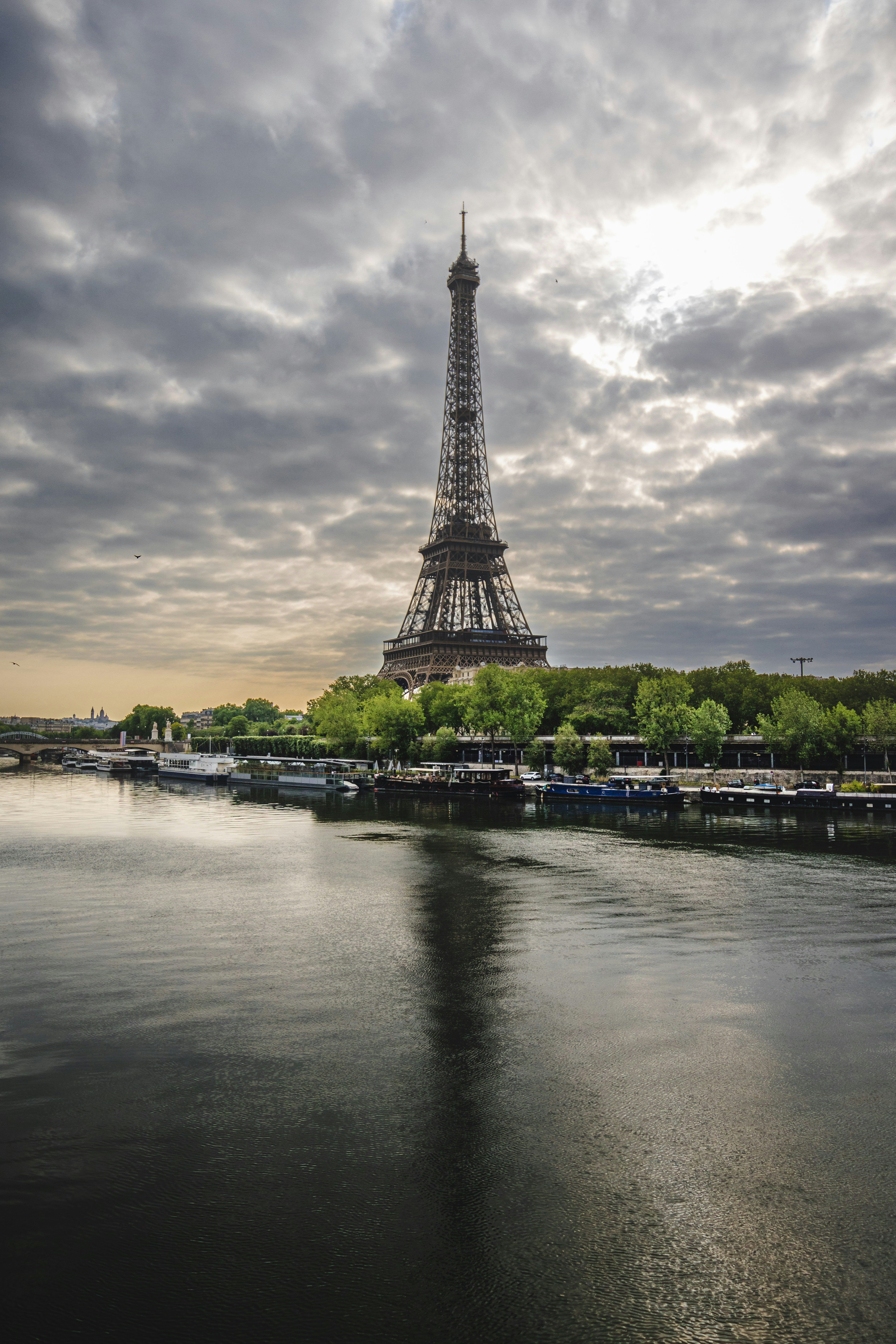 Vue de la Tour Eiffel depuis le pont de Bir-Hakeim, Paris 15ème, France.