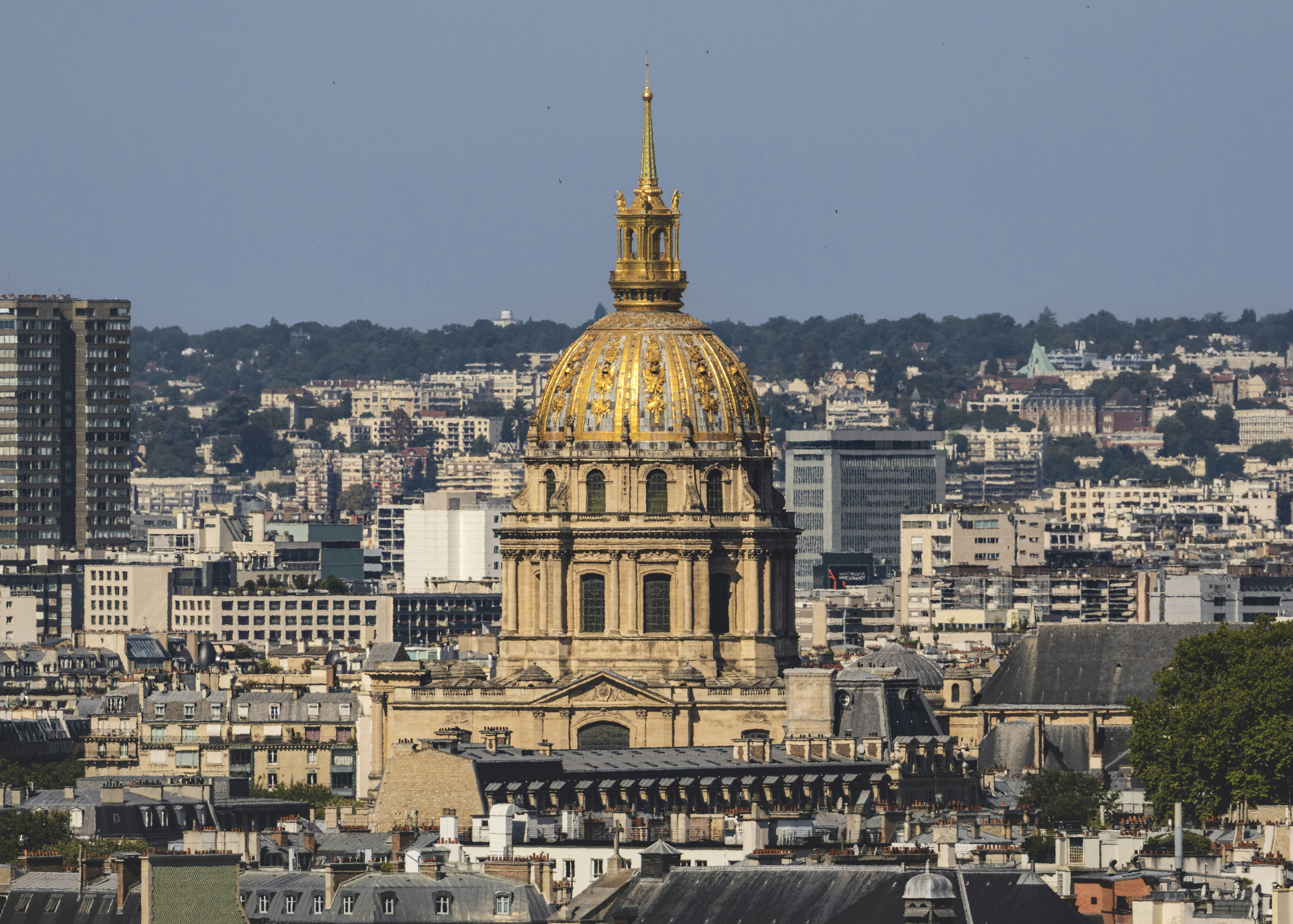Vue de la Coupole des Invalides depuis la Tour Saint Jacques, sous une chaleur écrasante en plein été, Paris 1er, France.
