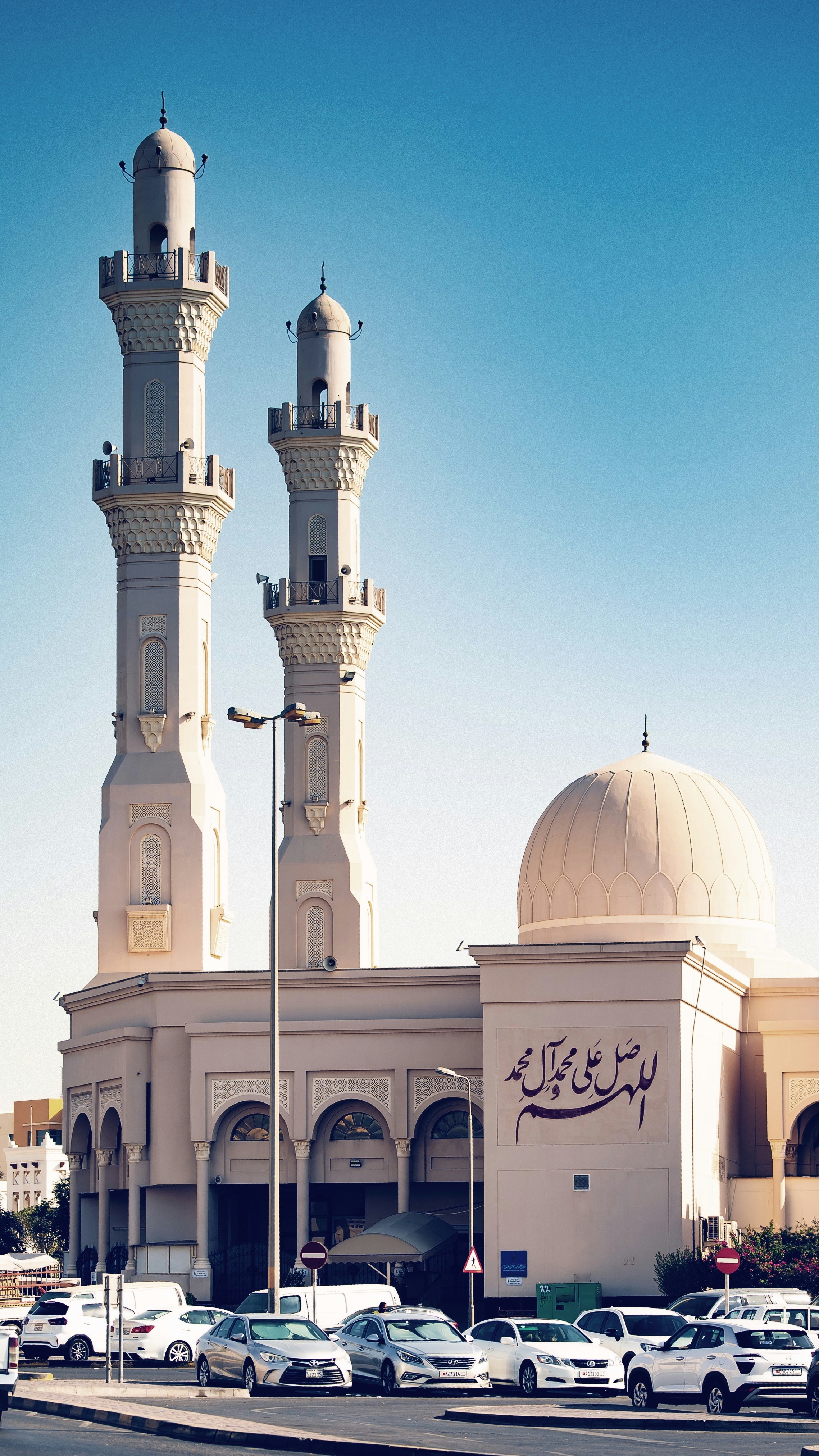 Vibes of Manama 🇧🇭 lights, colors, & rhythm. ✨