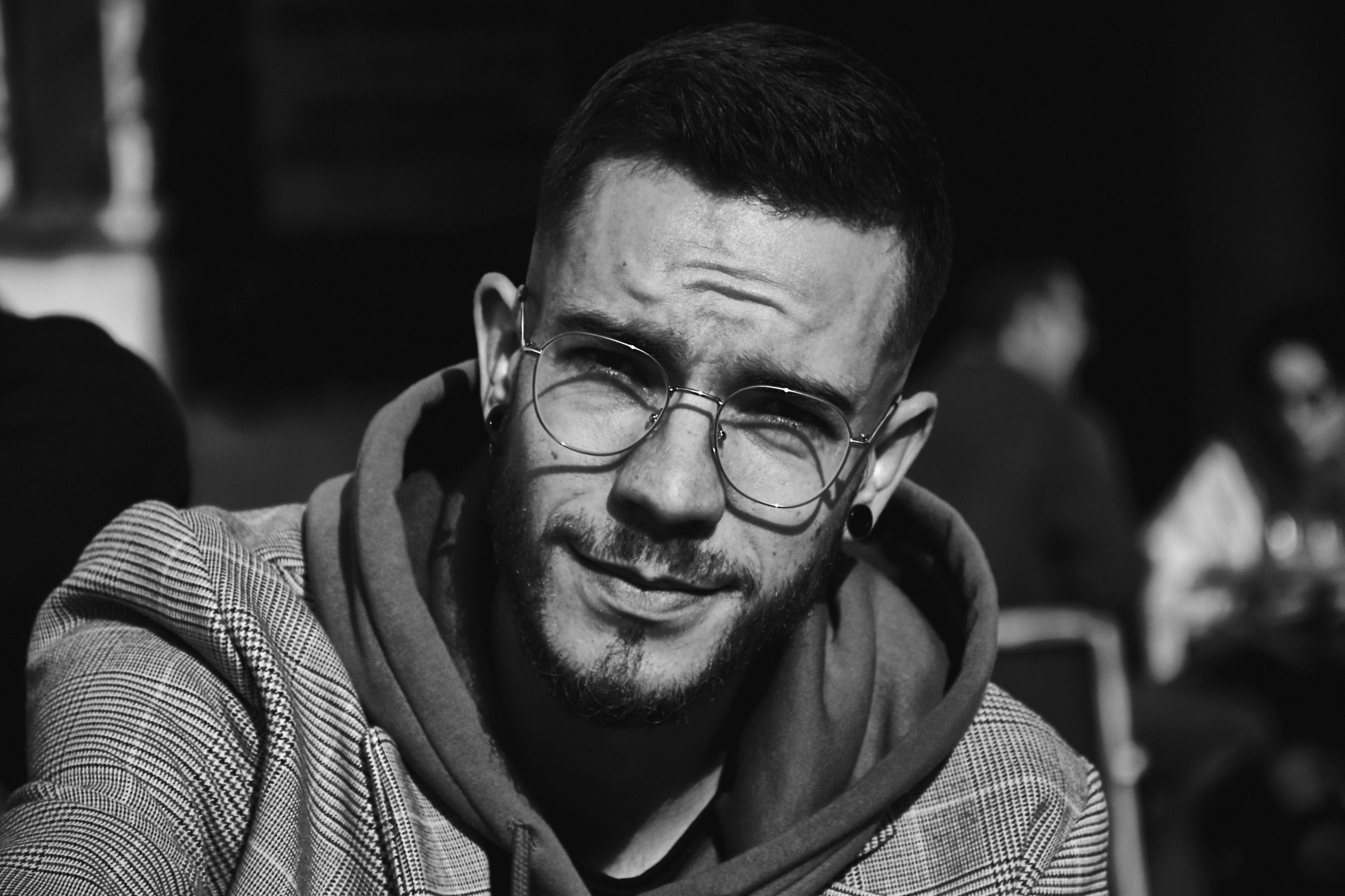 Monochrome Gaze: Quiet Confidence in Round Glasses