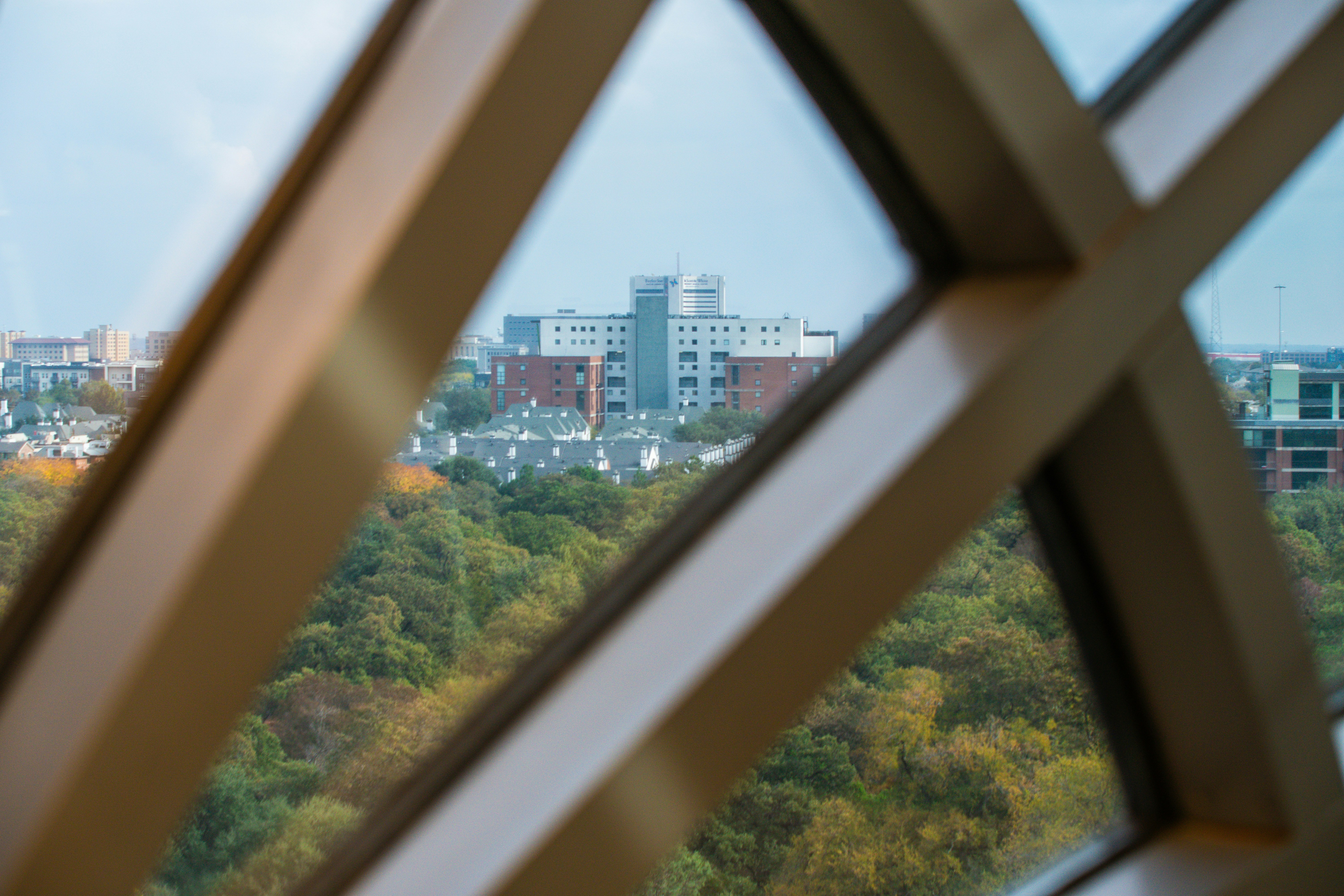 Framed Ascent: Cityscape through a Diagonal Lattice