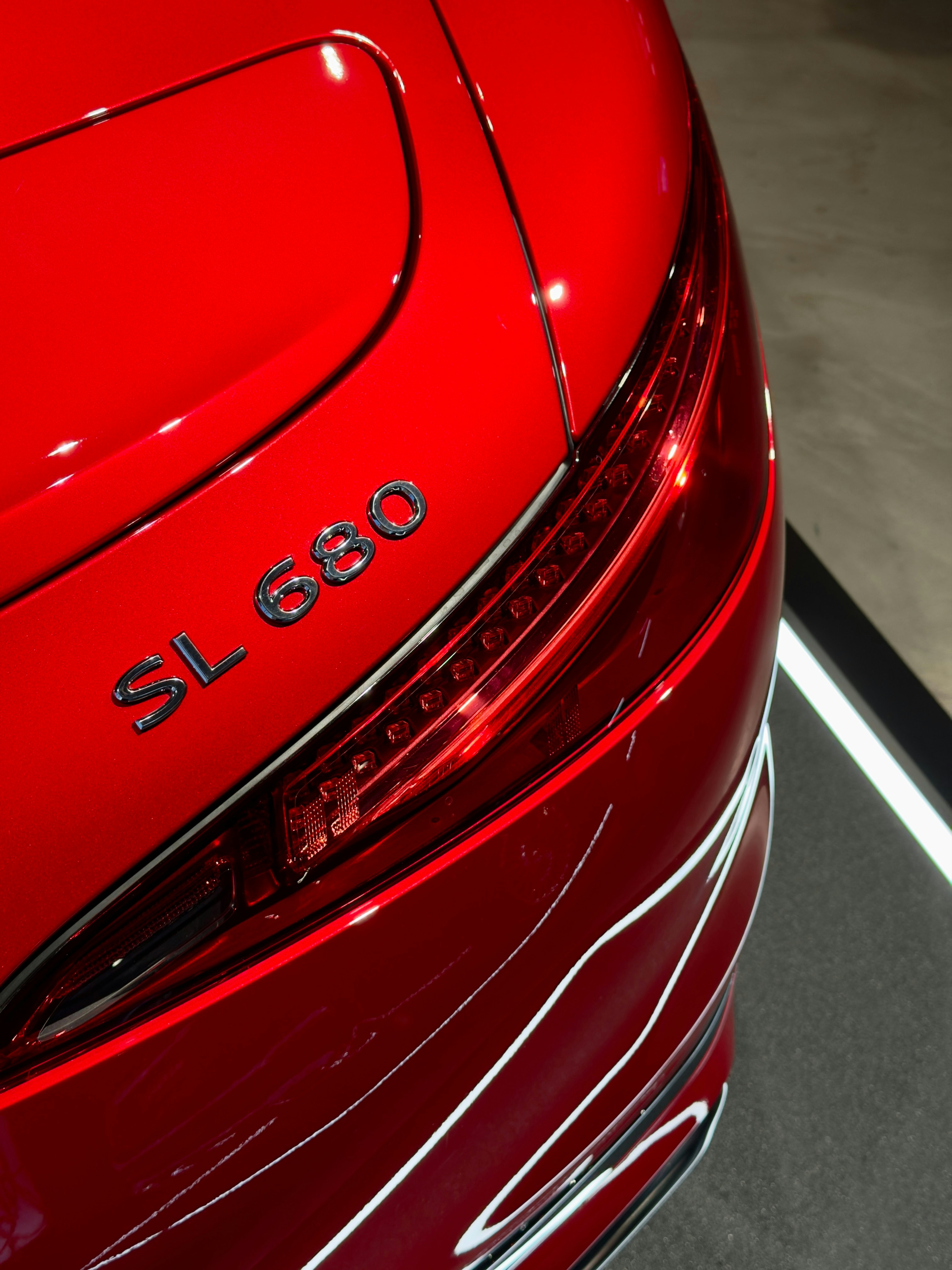 Crimson Curves: Close-Up on the SL 680's Tail and Emblem