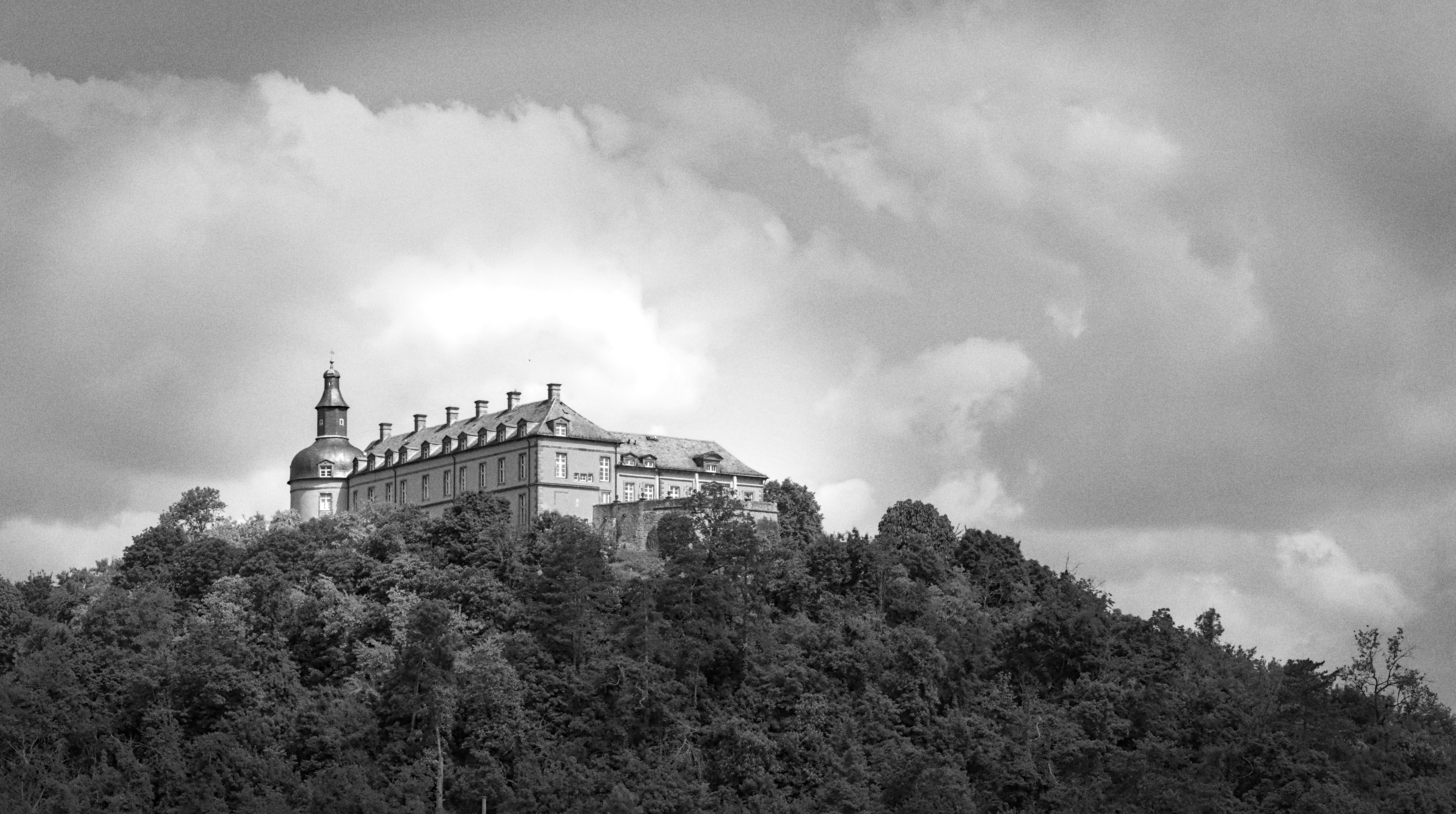 Friedrichstein Castle was built around 1200 as a Gothic castle. From around 1663, it was converted into a Baroque-style palace. This conversion took a good 50 years. Among other things, Friedrichstein Castle once housed the court of justice and served as a military hospital, youth hostel, and hotel. Today, it is home to a museum and a restaurant.