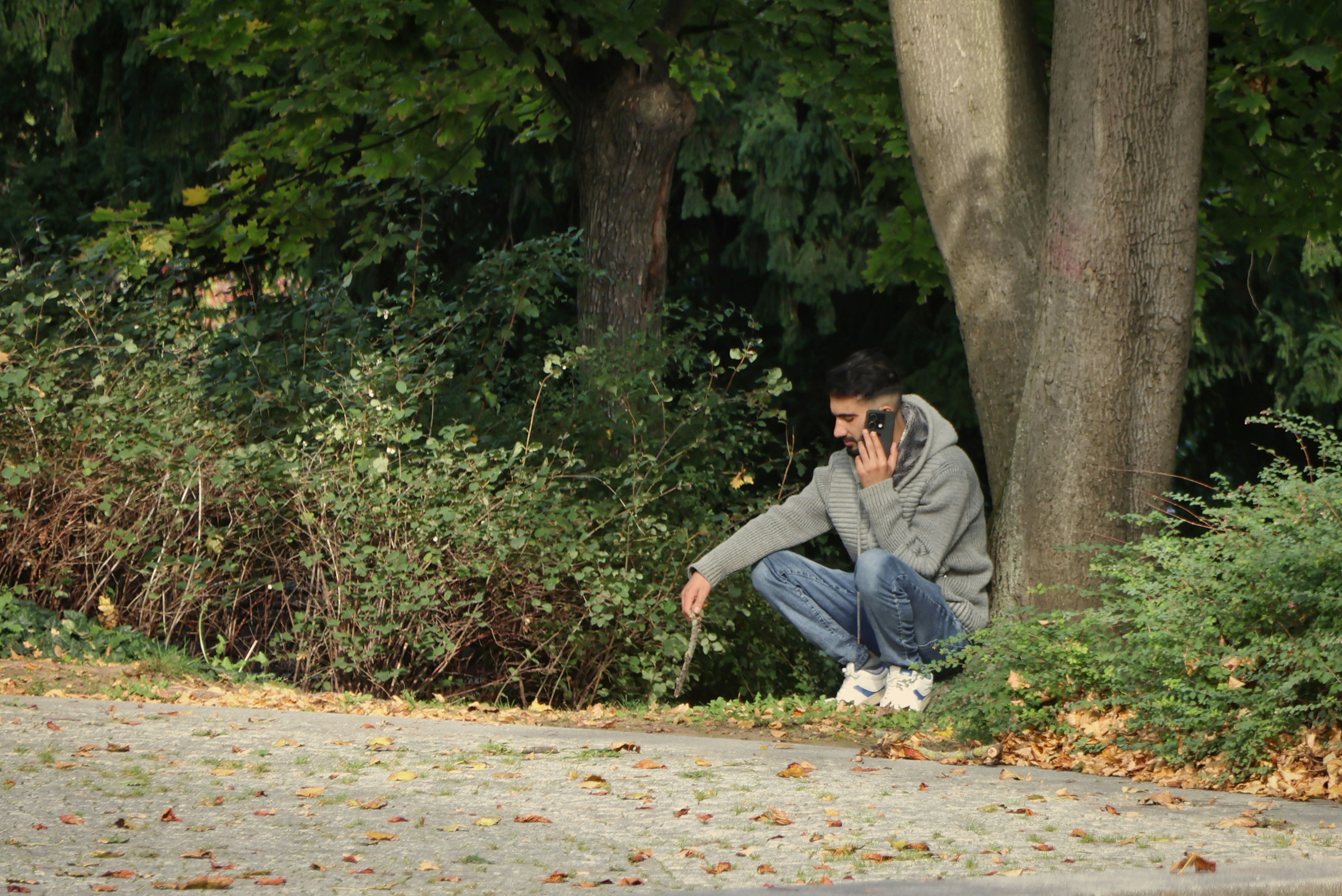 Mann telefoniert am Wegesrand