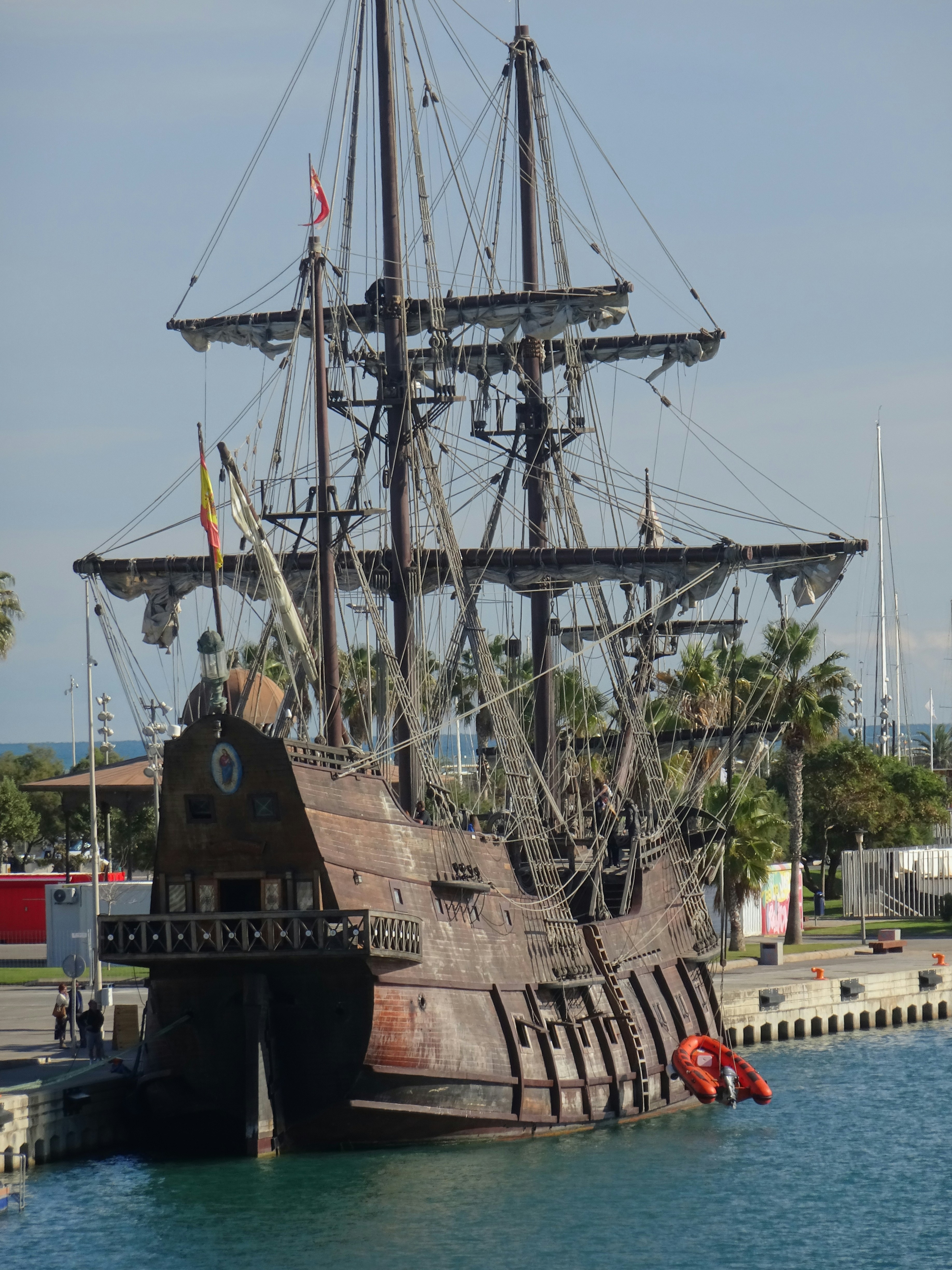 Galeón histórico atracado en puerto marítimo.