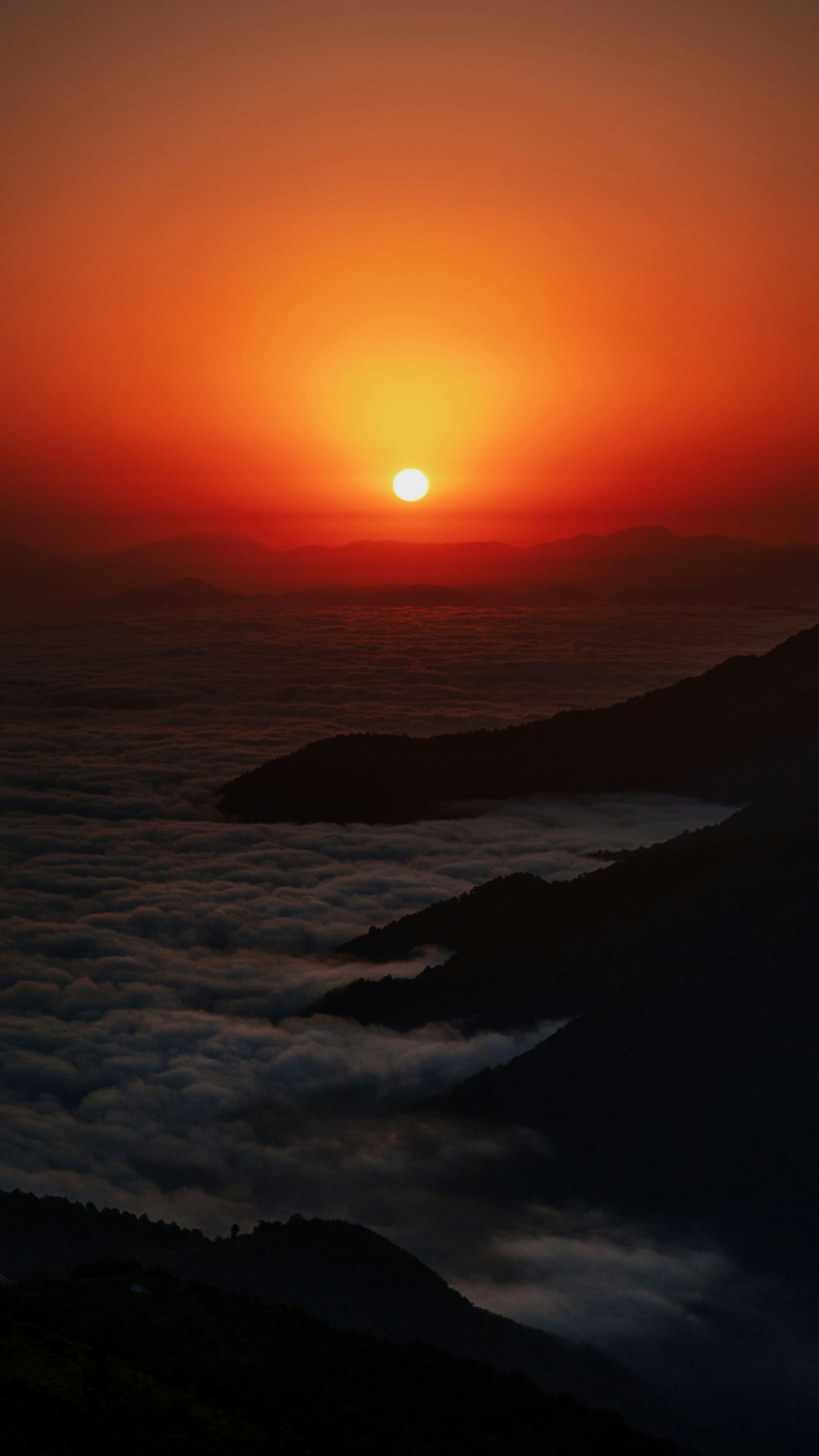 Crimson Crown over the Sea of Clouds