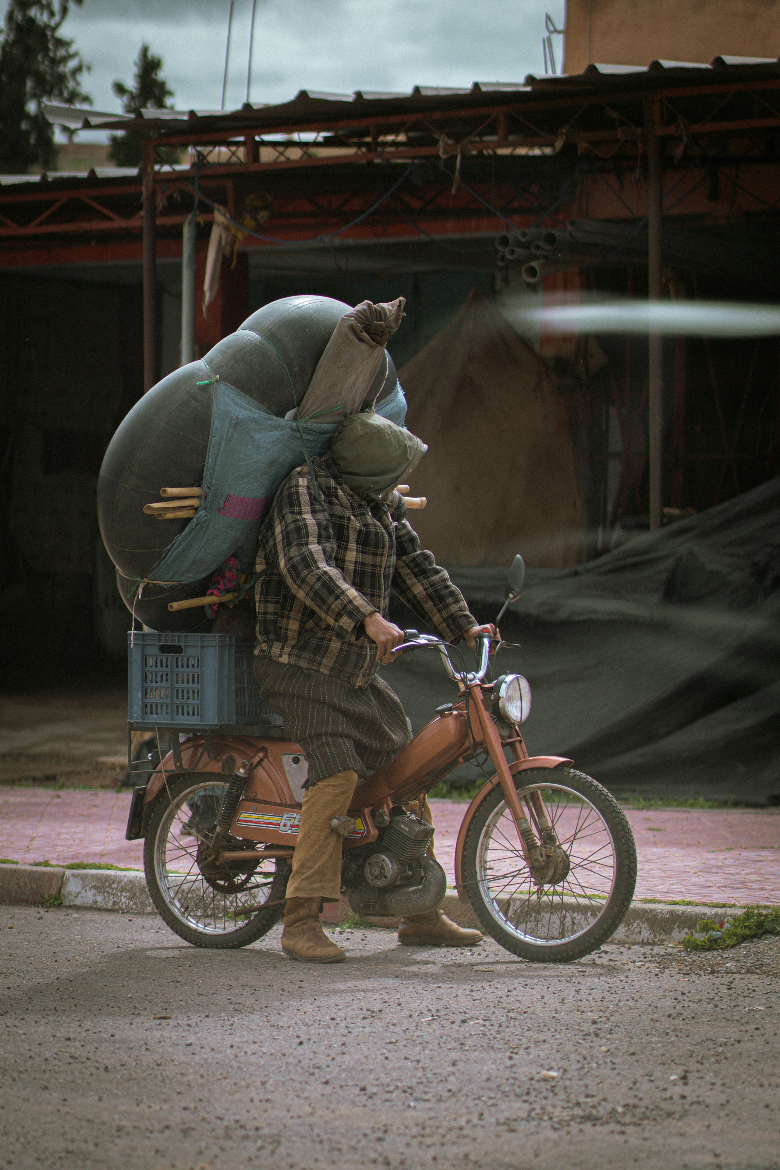 Man riding motorcycle overloaded with belongings photo – Free Logistics ...