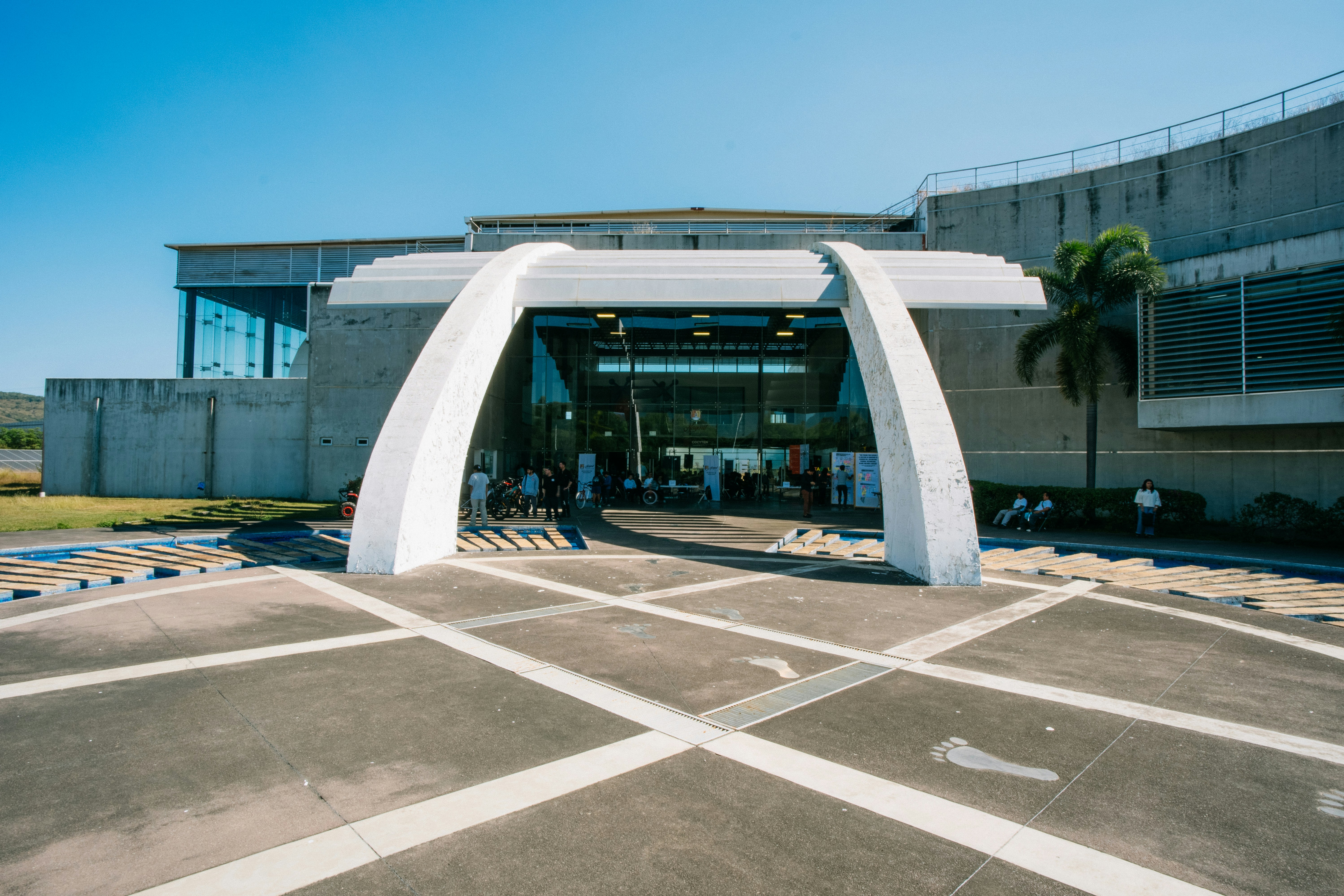 Modern building entrance with a large white archway photo – Free Modern ...