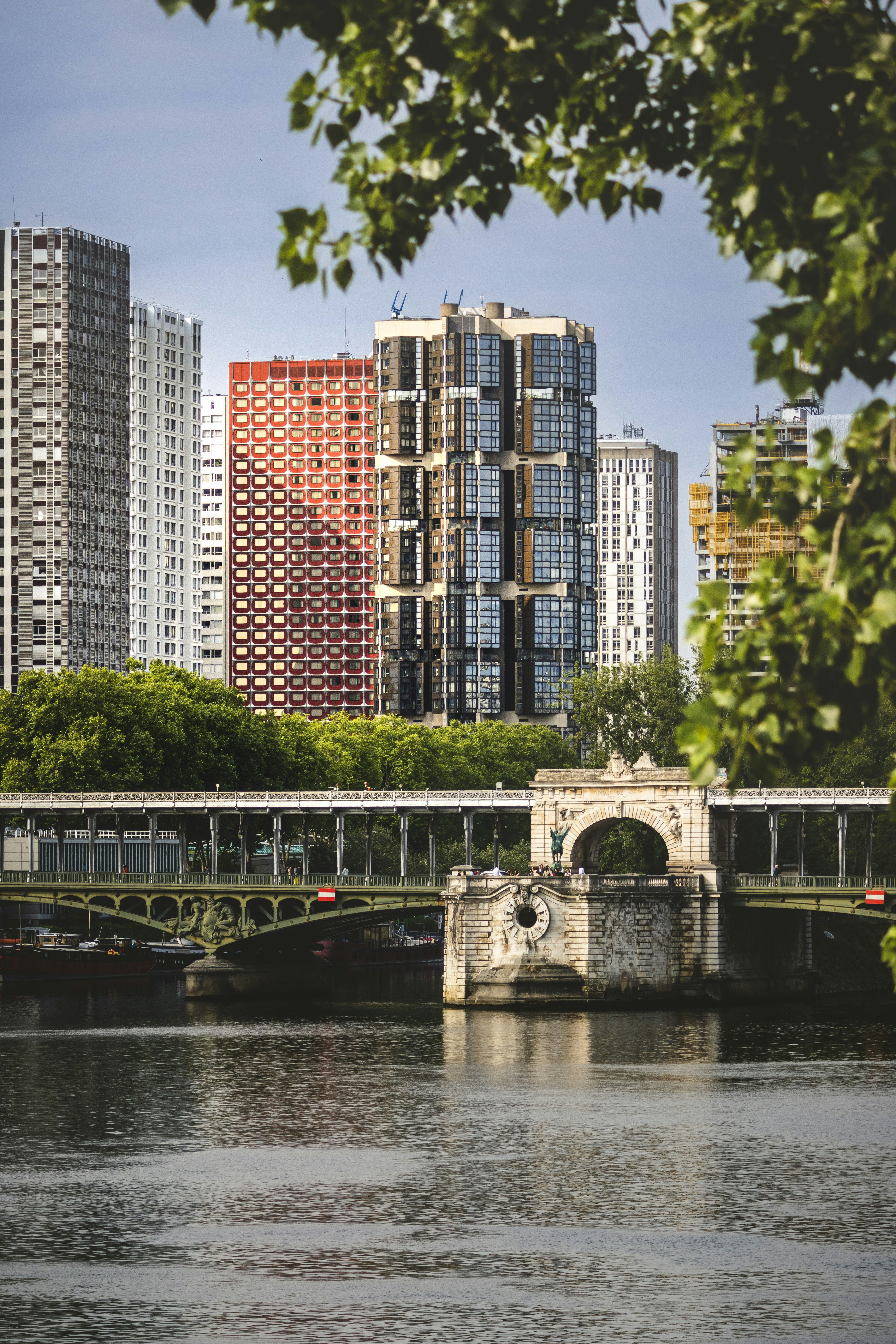 Le Pont Bir-Hakeim, dominé par les immeubles du Front De Seine, Paris.
