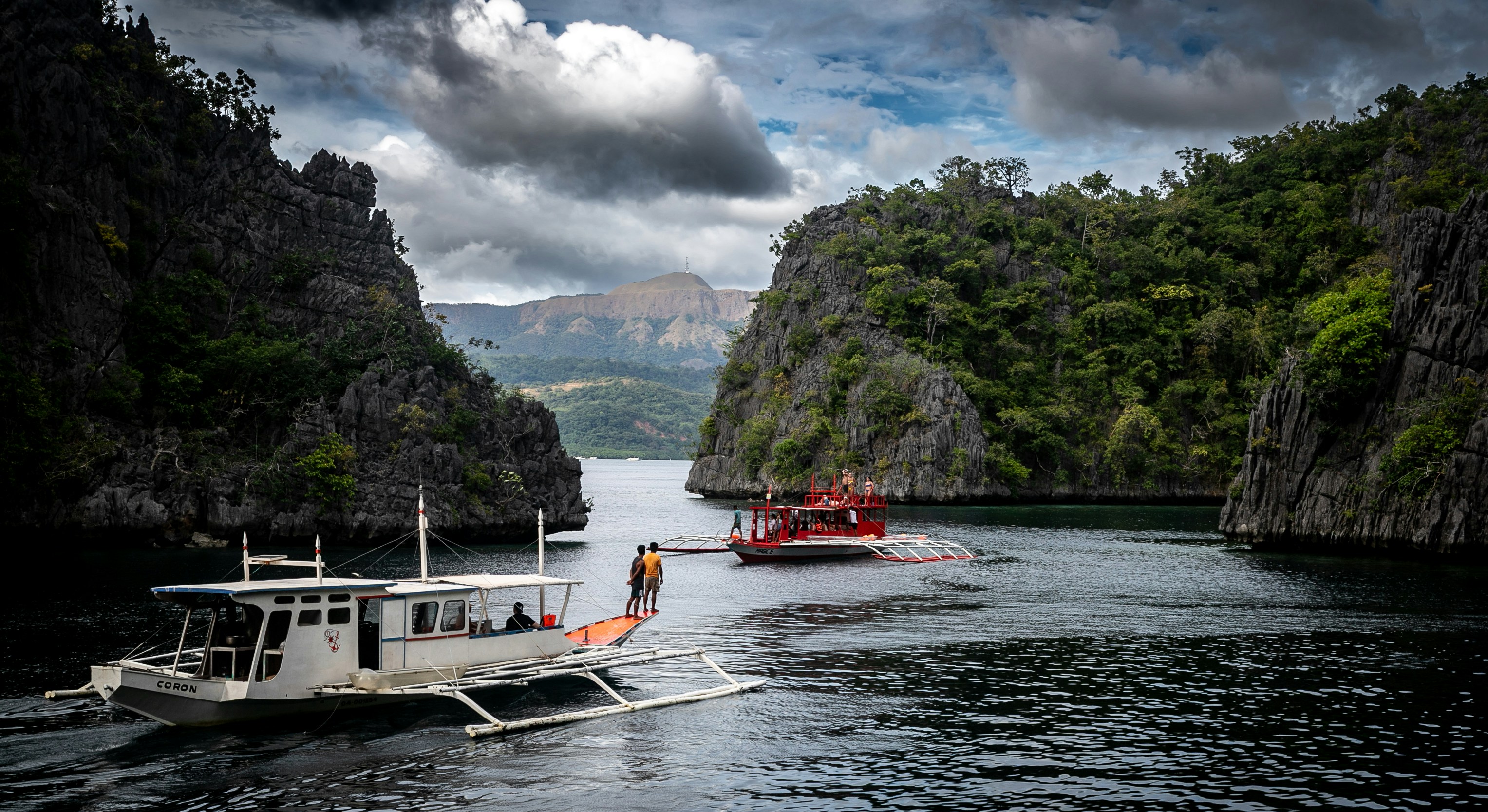 Channeling the Gorge: Boats Navigating a Limestone Corridor
