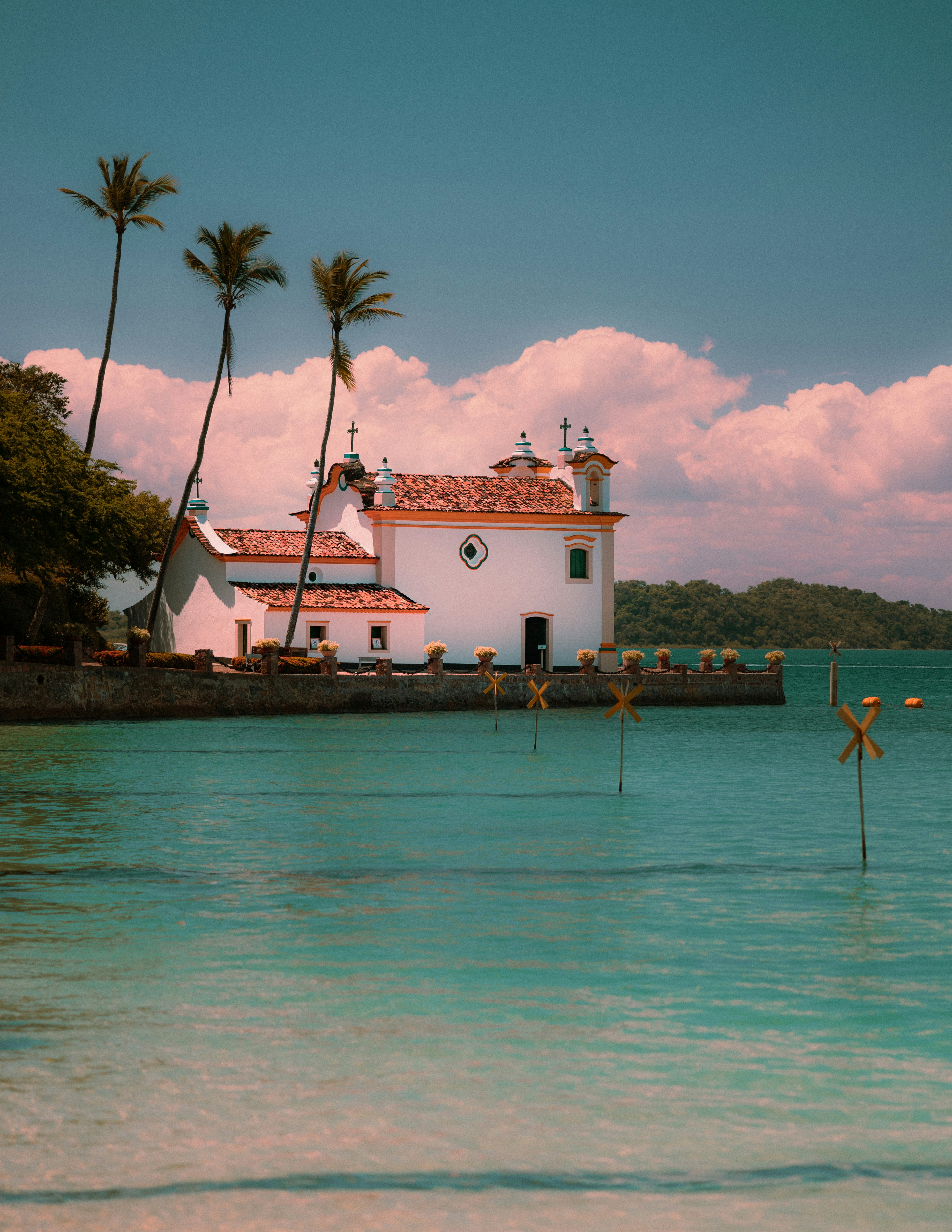 White church on a tropical island with palm trees. photo – Free Travel ...