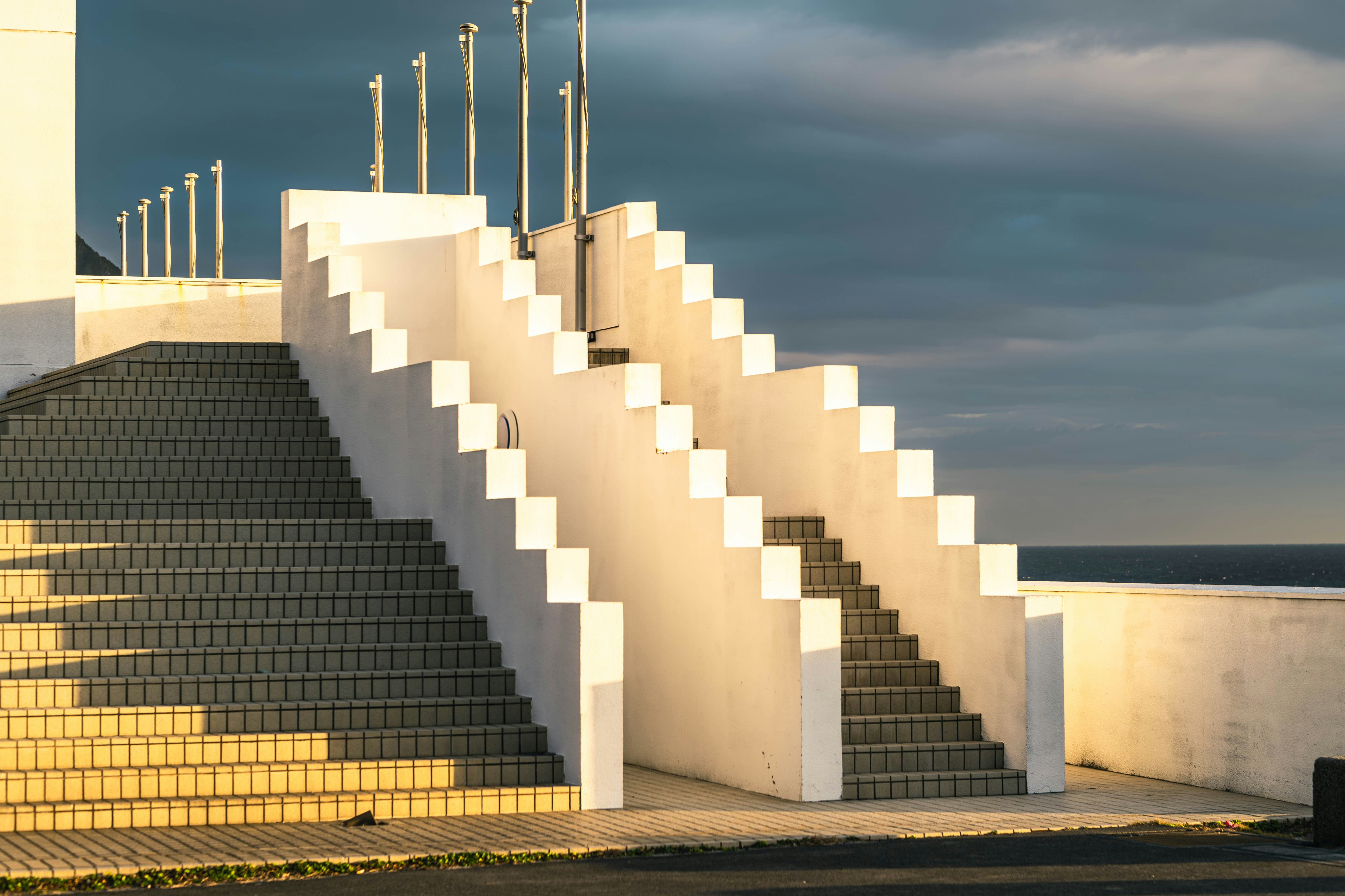 Sunlit Geometry: Parallel Staircases Align with the Sea Horizon