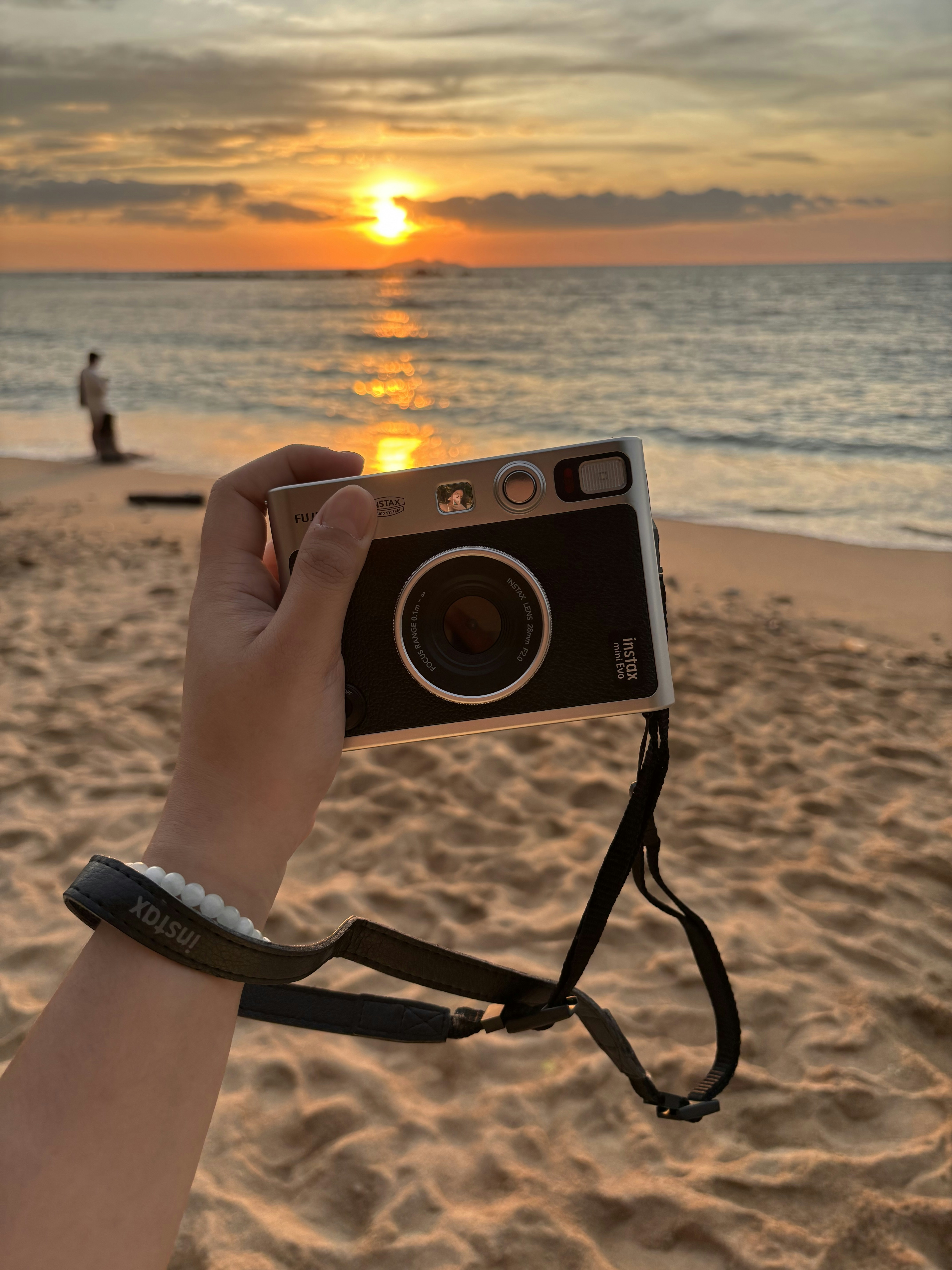 Sunset in Hand: A Vintage Compact Captures the Beach’s Quiet Glow