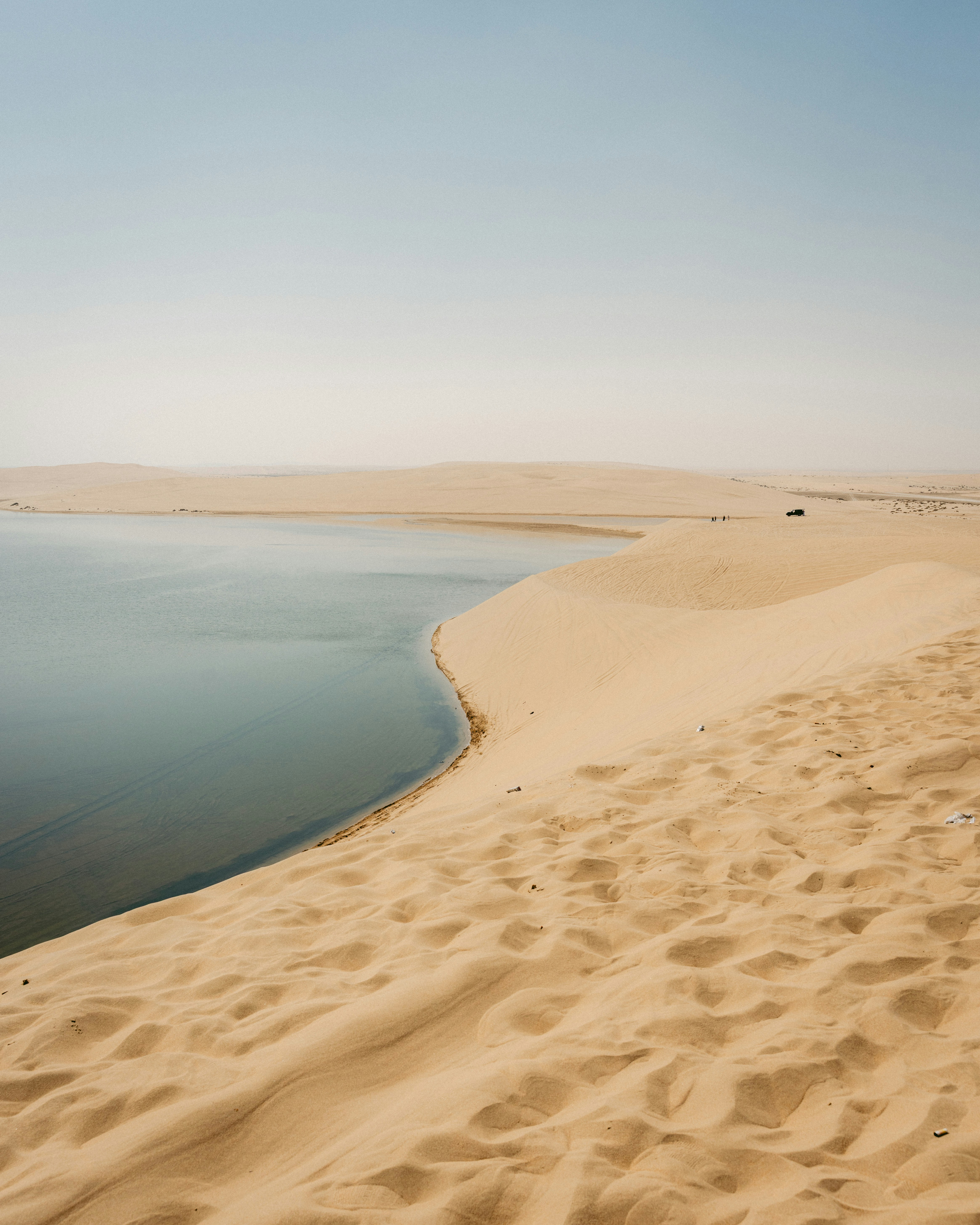 A quiet meeting point between sand and sea