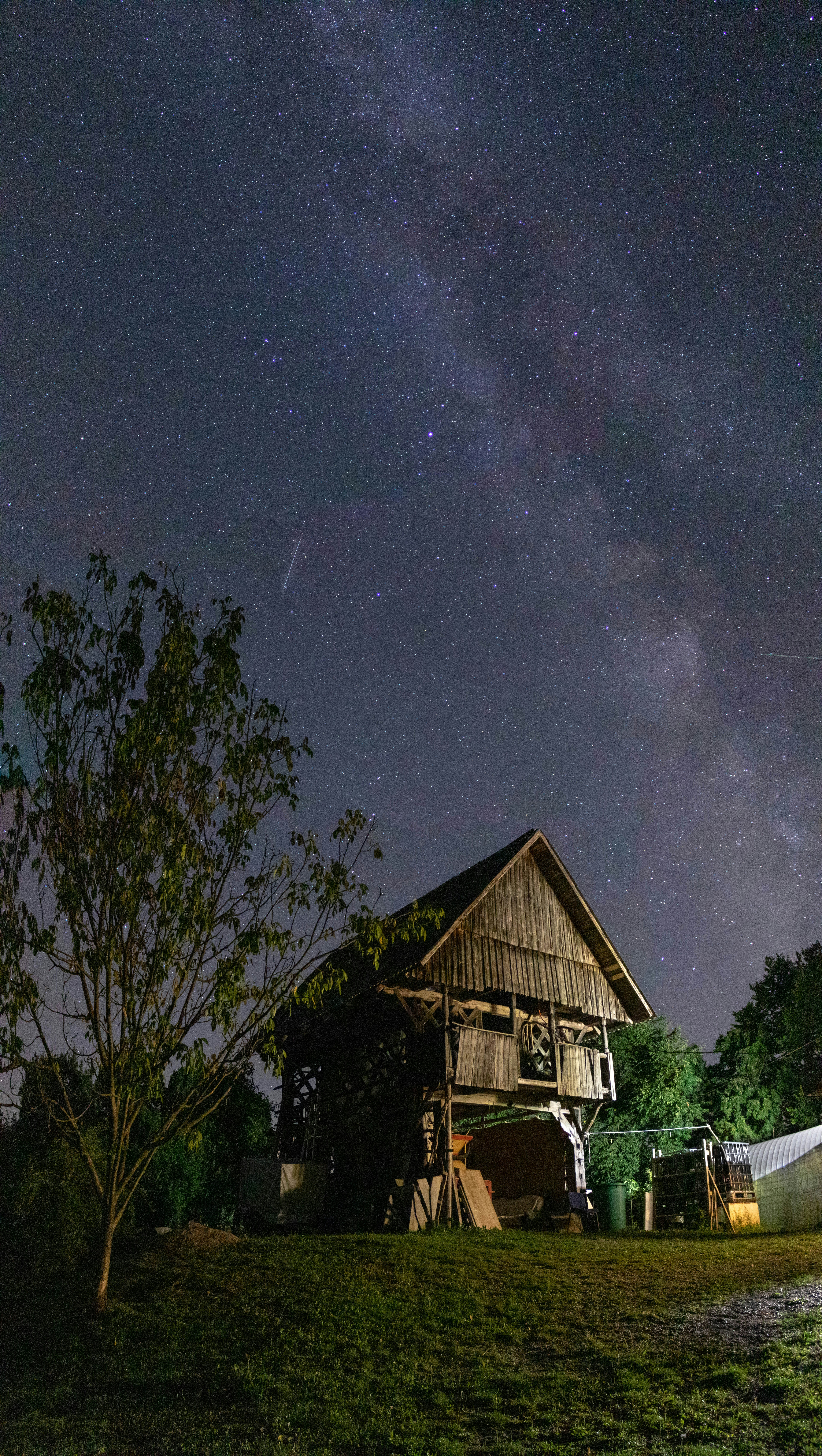 Wooden barn under the starry night sky photo – Free Space Image on Unsplash