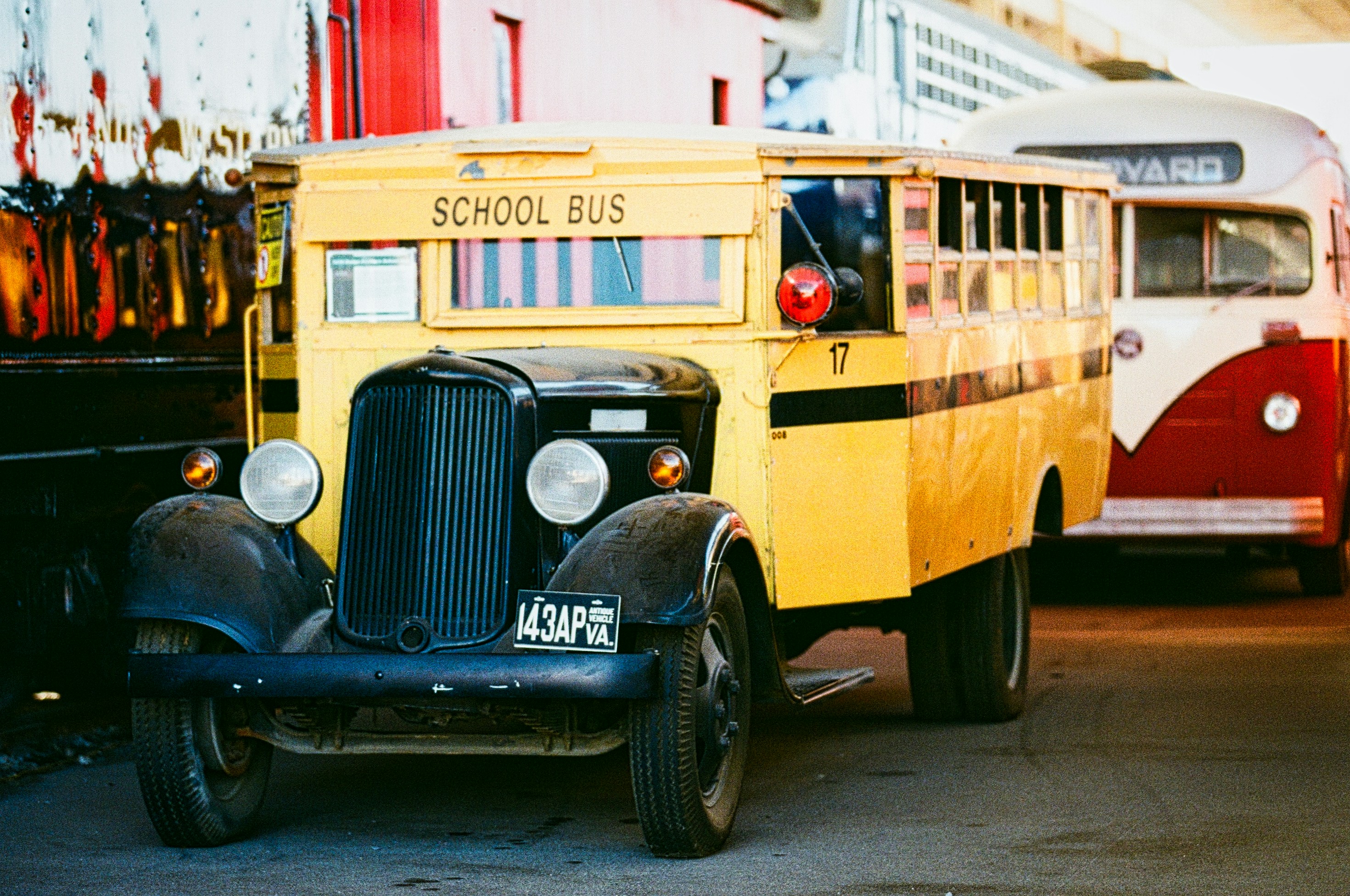 Vintage yellow school bus parked outdoors. photo – Free Education Image on Unsplash