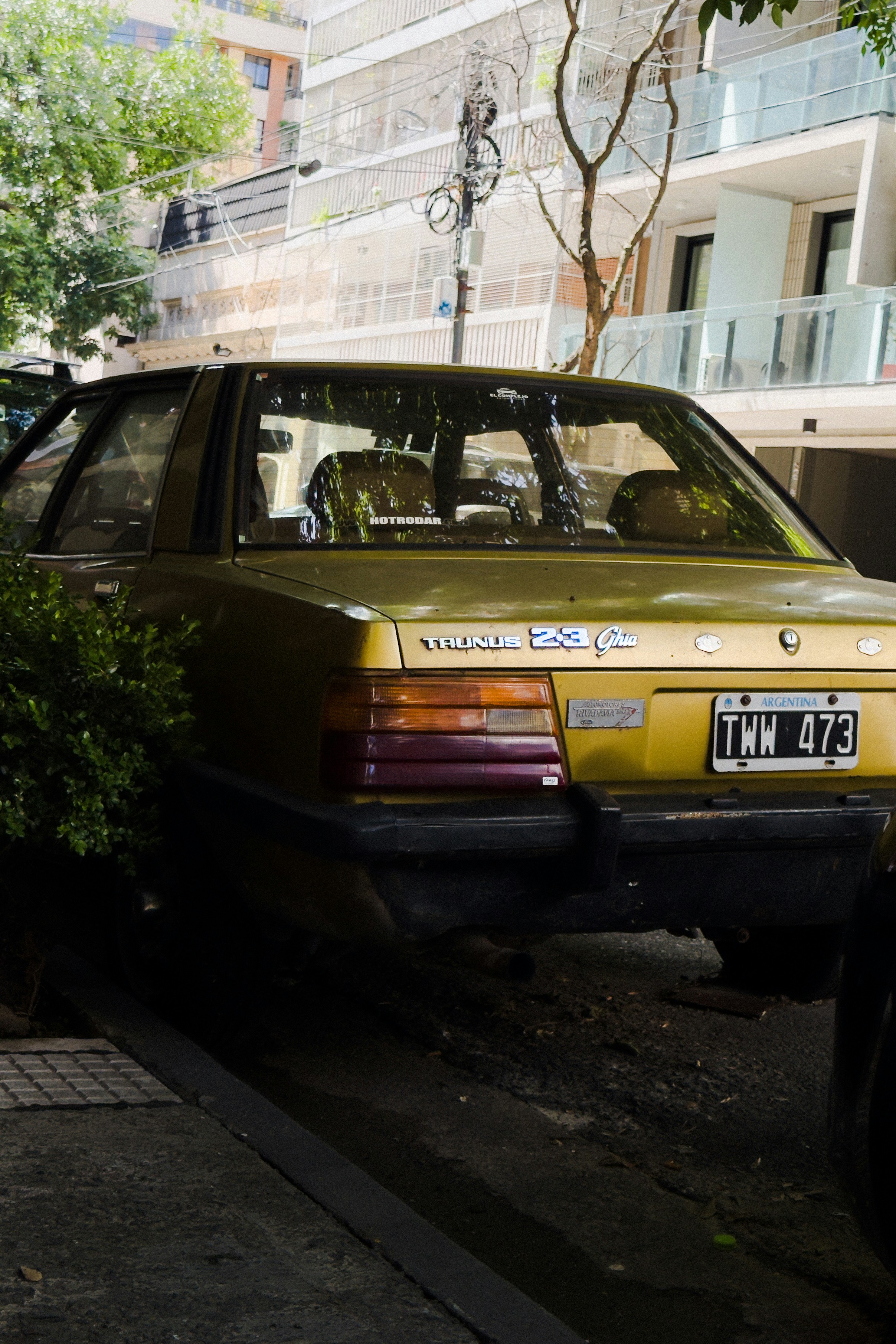 A vintage Ford Taunus 2.3 Ghia parked on a quiet Buenos Aires street, captured in warm afternoon light. A nostalgic glimpse of Argentine car culture and everyday urban life.