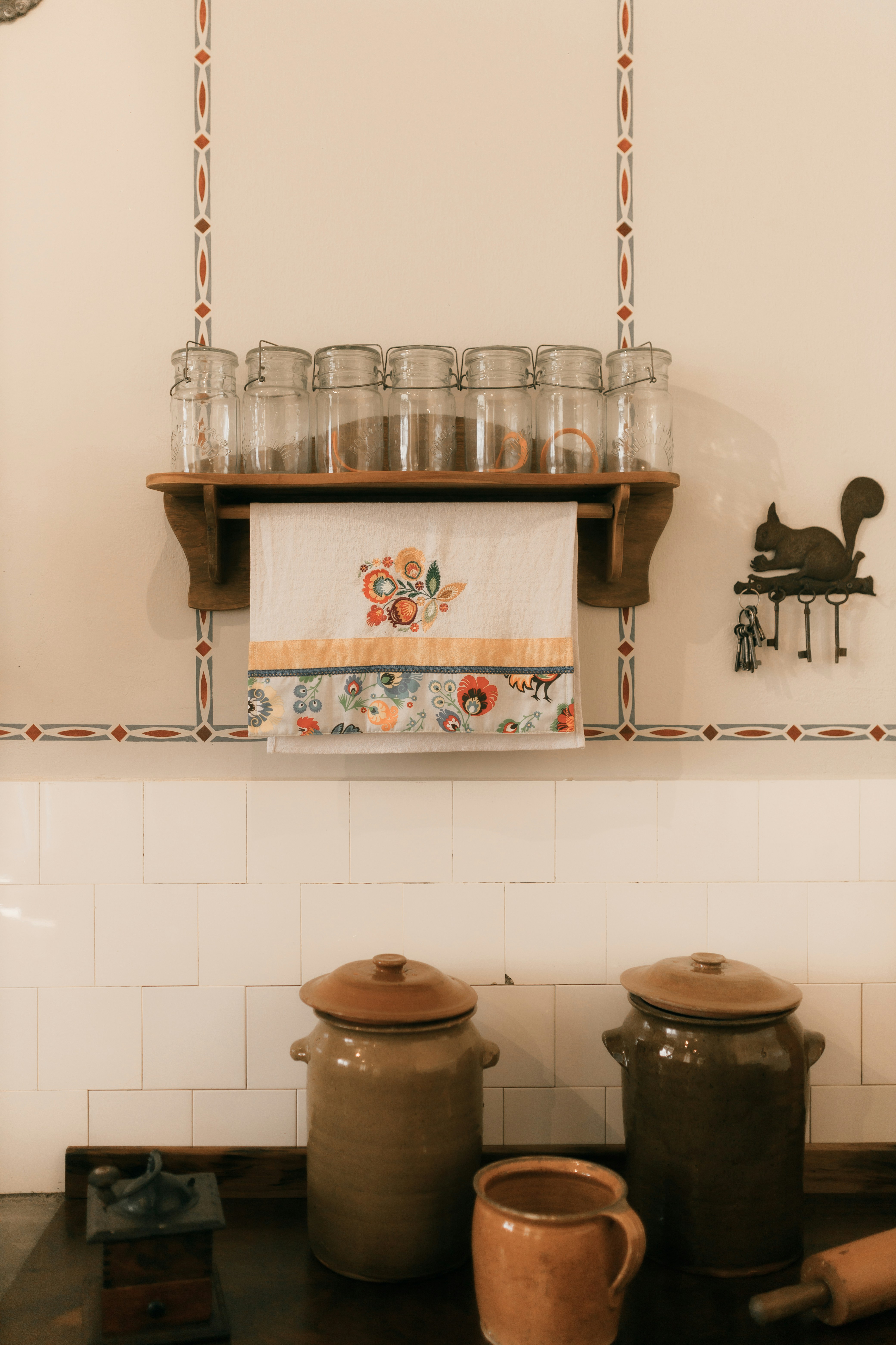 Country Kitchen Echoes: Mason Jars and Floral Linen