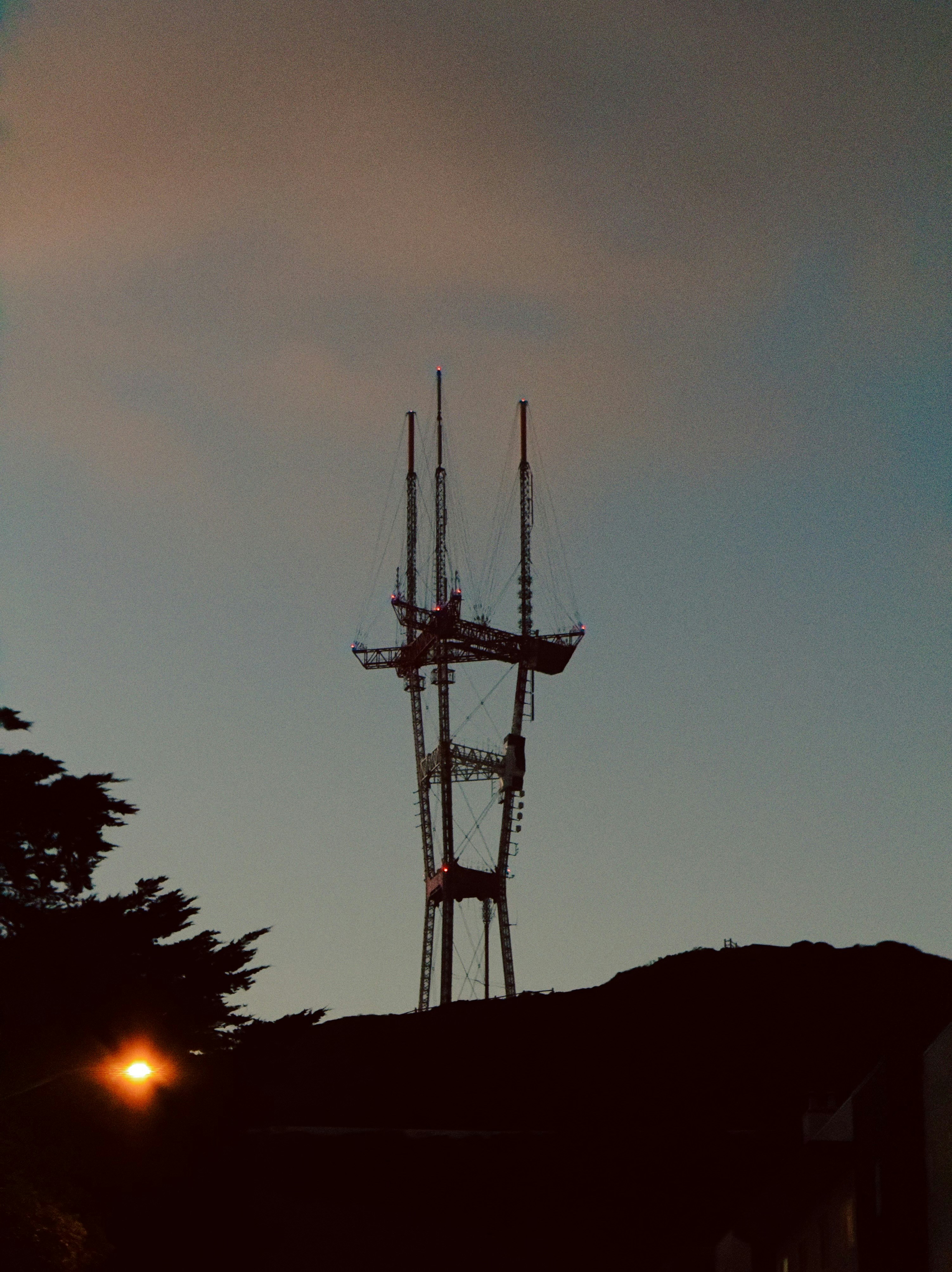 Vertical Signal at Dusk: A Tower Quietly Piercing the Gradient Sky