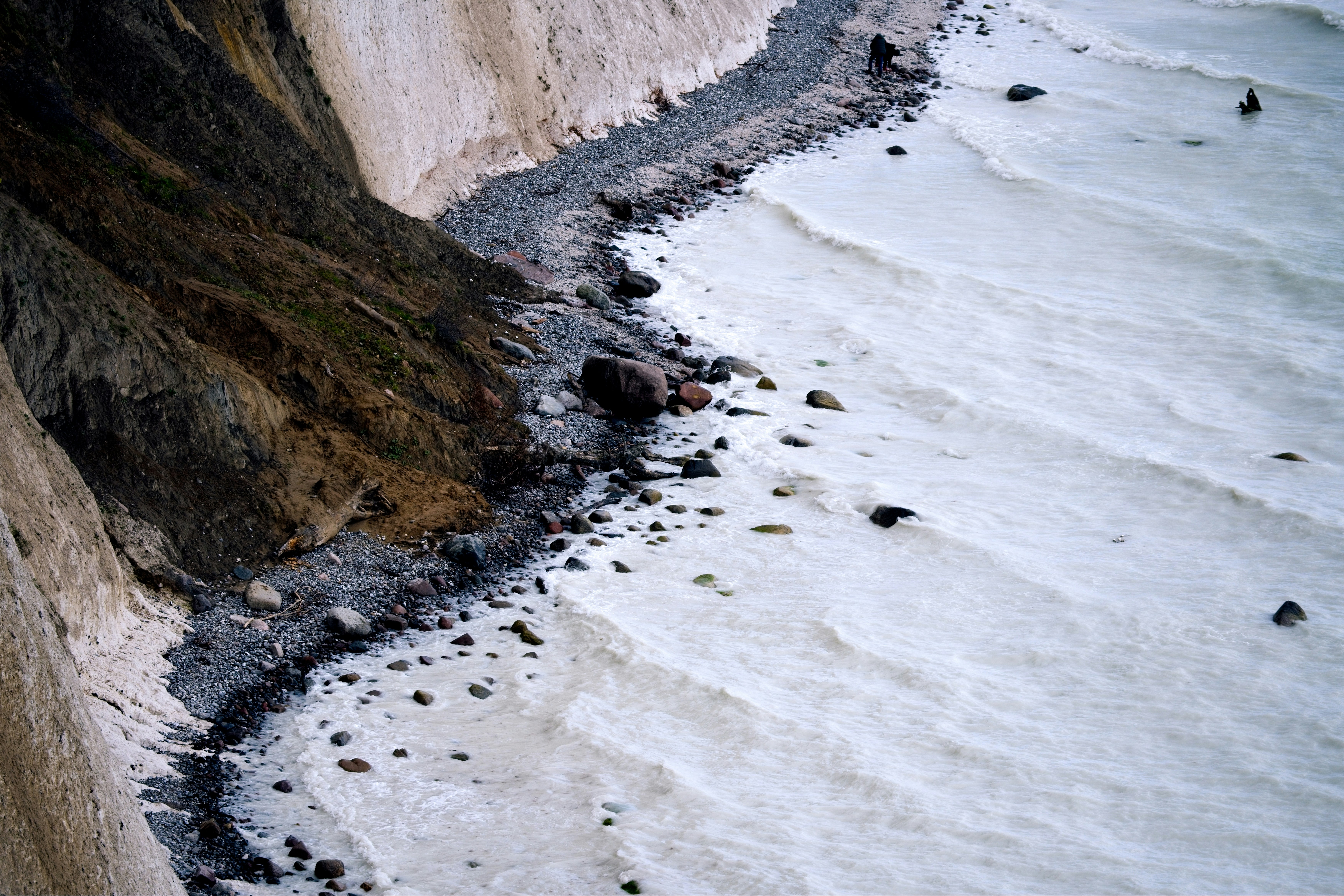 Photo by Julian Zwengel with Sony Alpha 7 IV