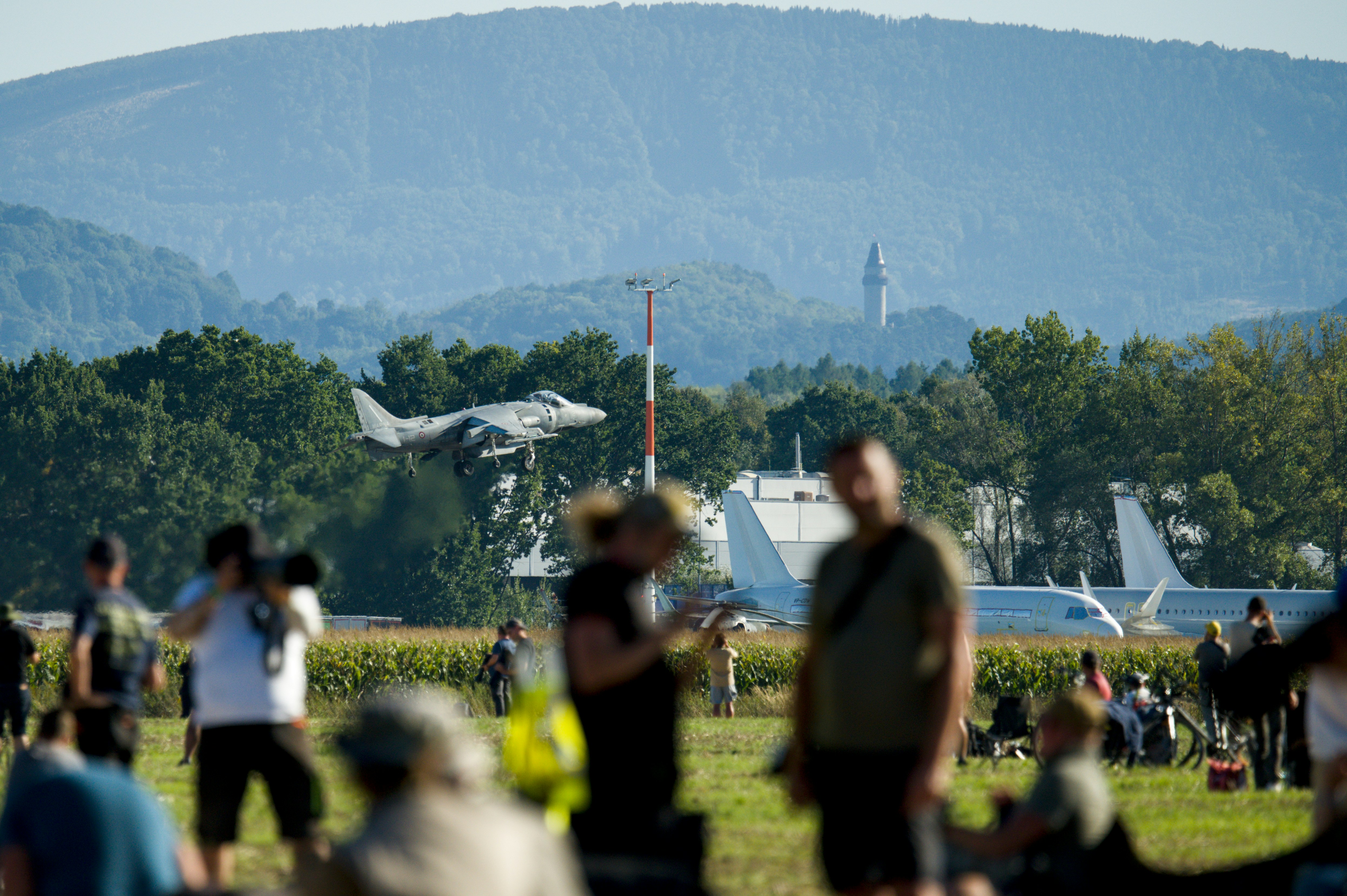 Jetbreak Over the Field: An Airshow Moment Between Spectators and Sky