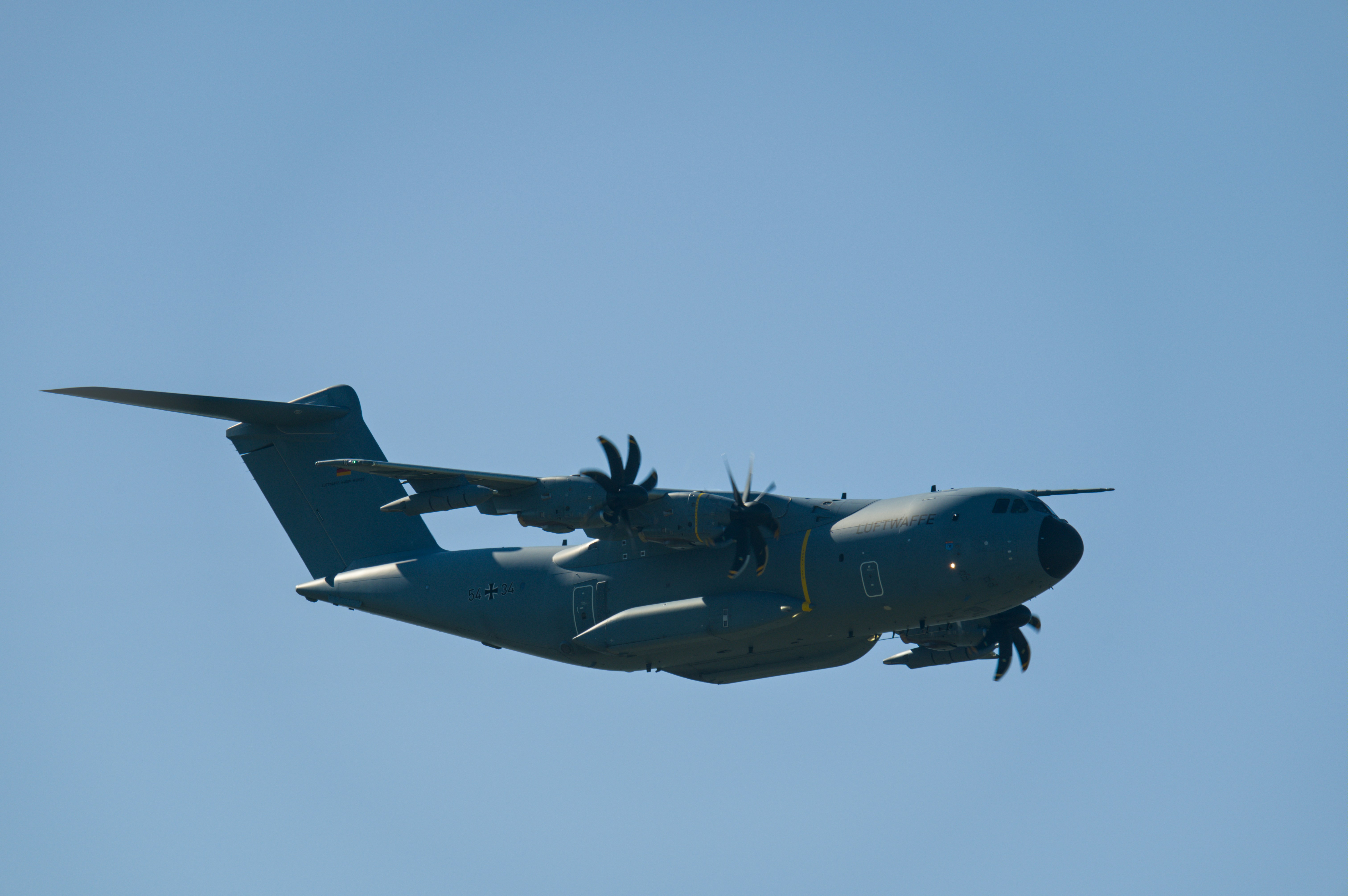 Un gran avión de carga militar volando por el cielo. foto – Imagen de ...