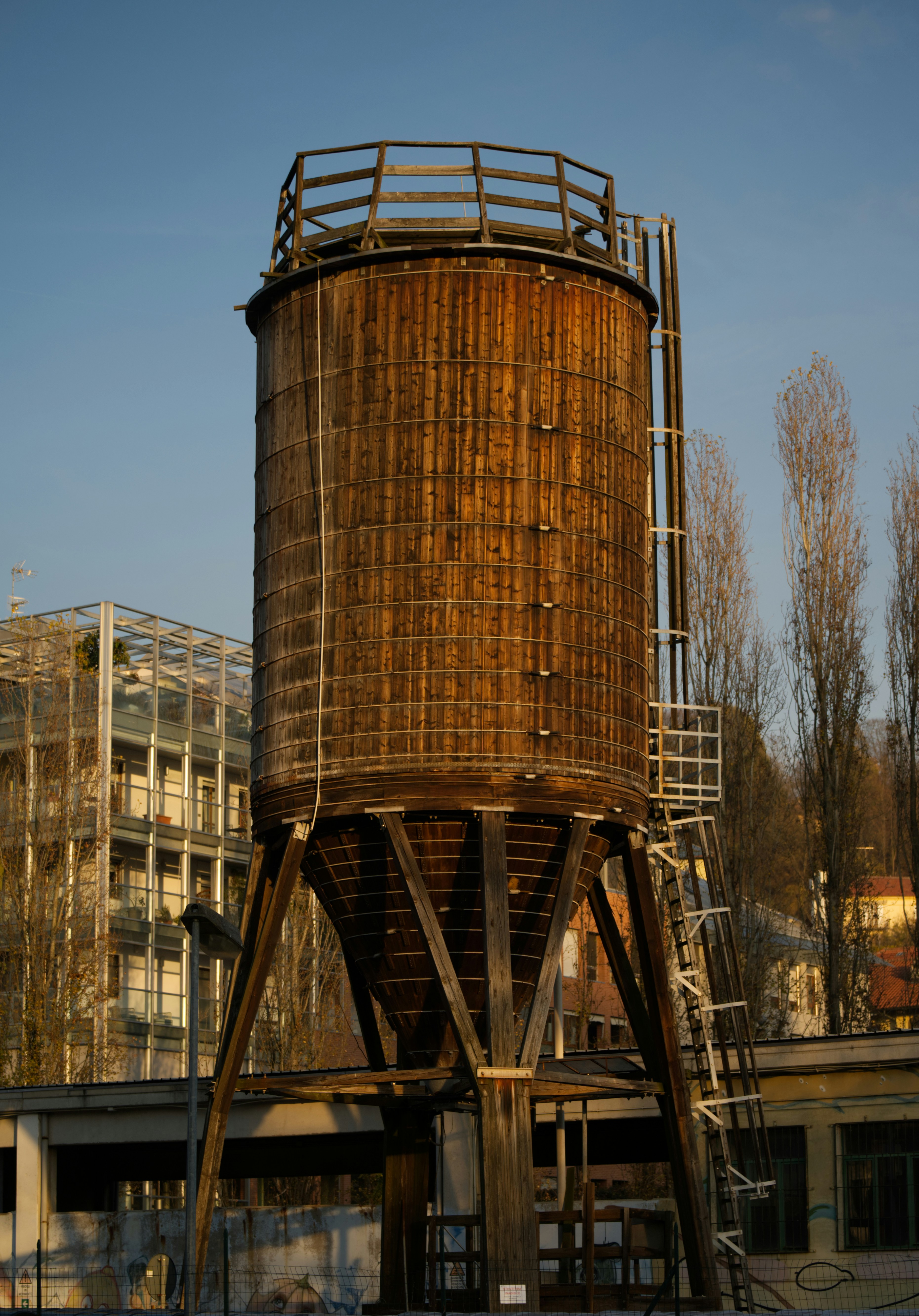 Estructura alta de silos de madera con escalera y plataforma metálicas ...