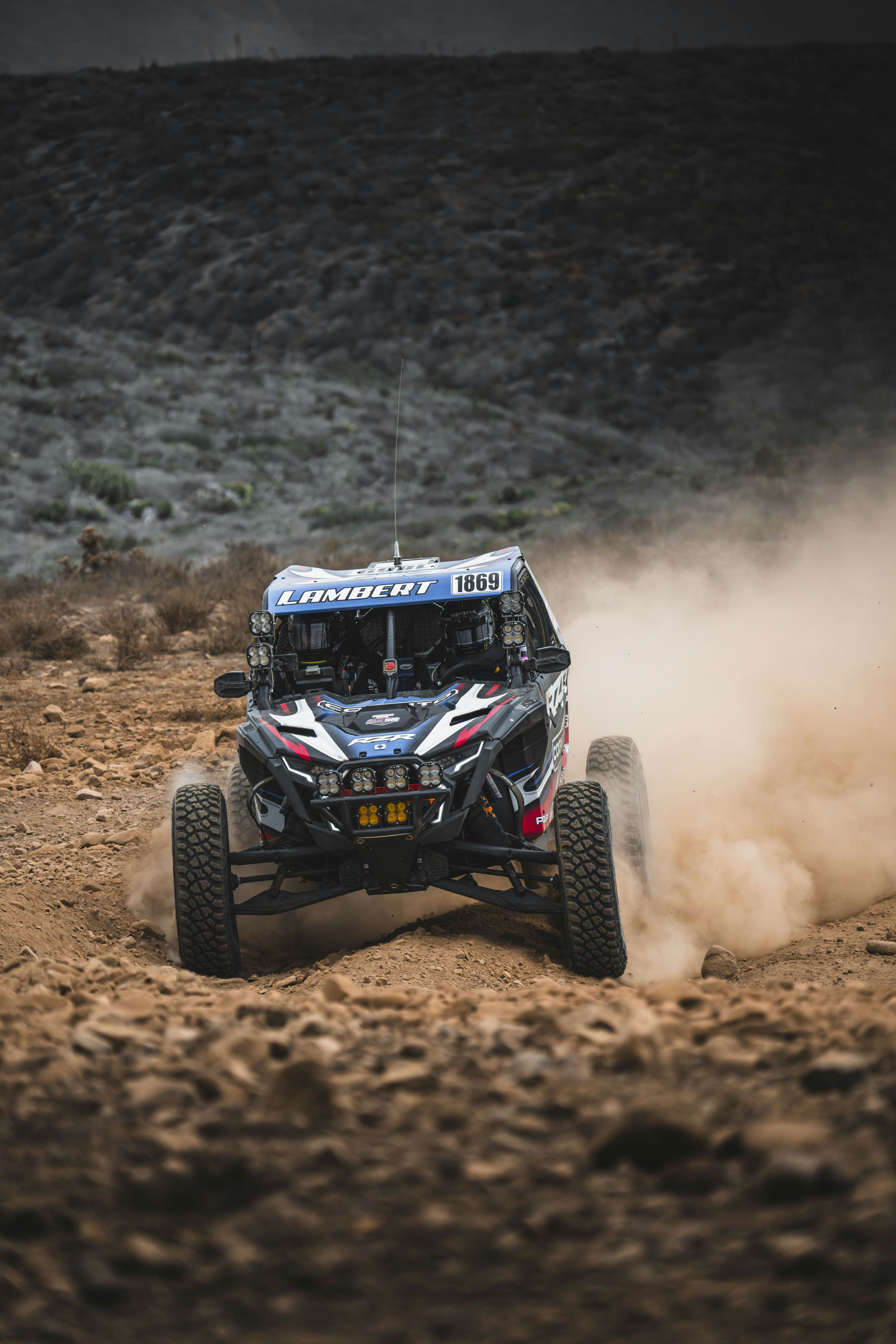 Off-road buggy kicking up dust on a dirt track photo – Free Race car ...