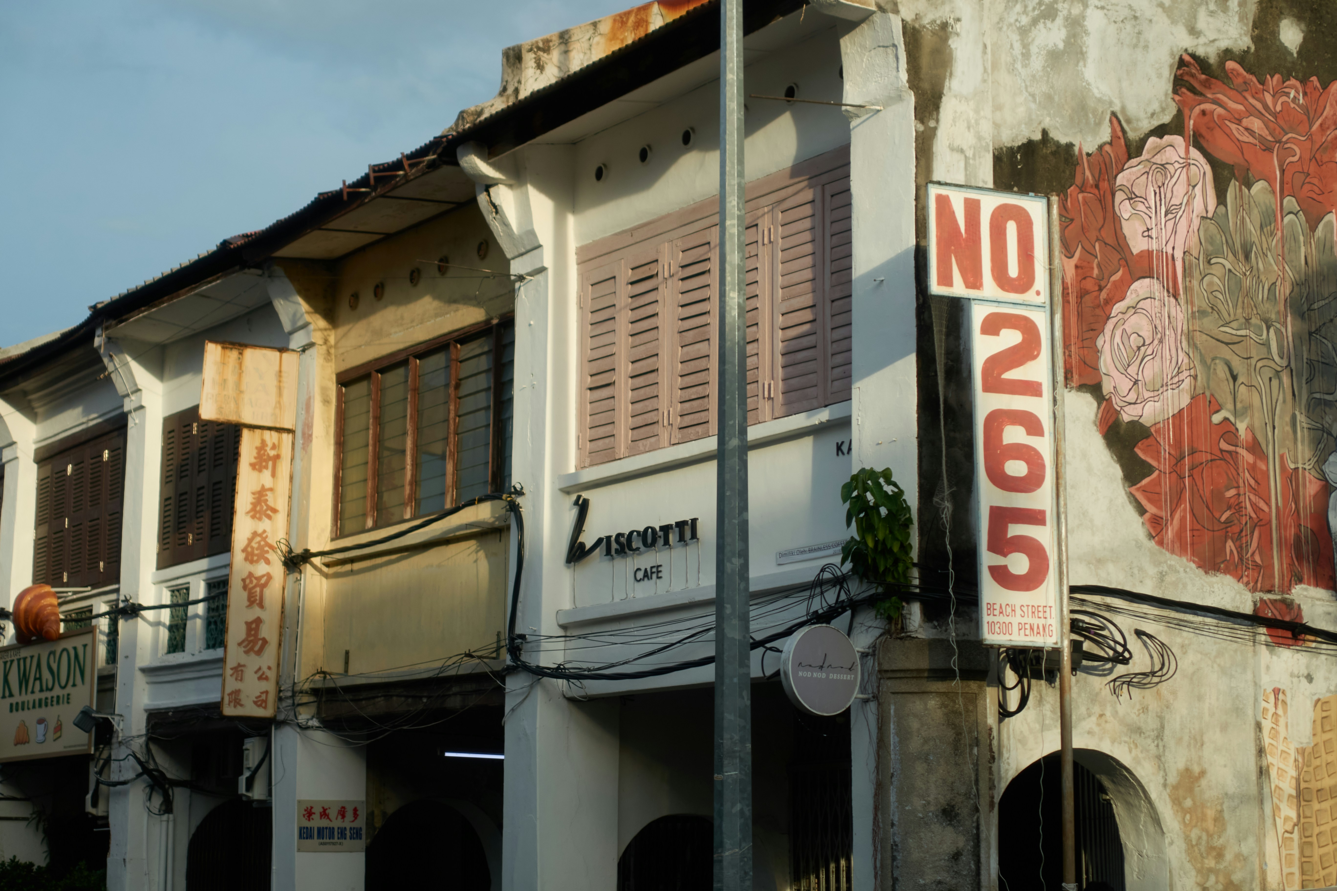 Vertical Street Sign on a Sunlit Colonial Street