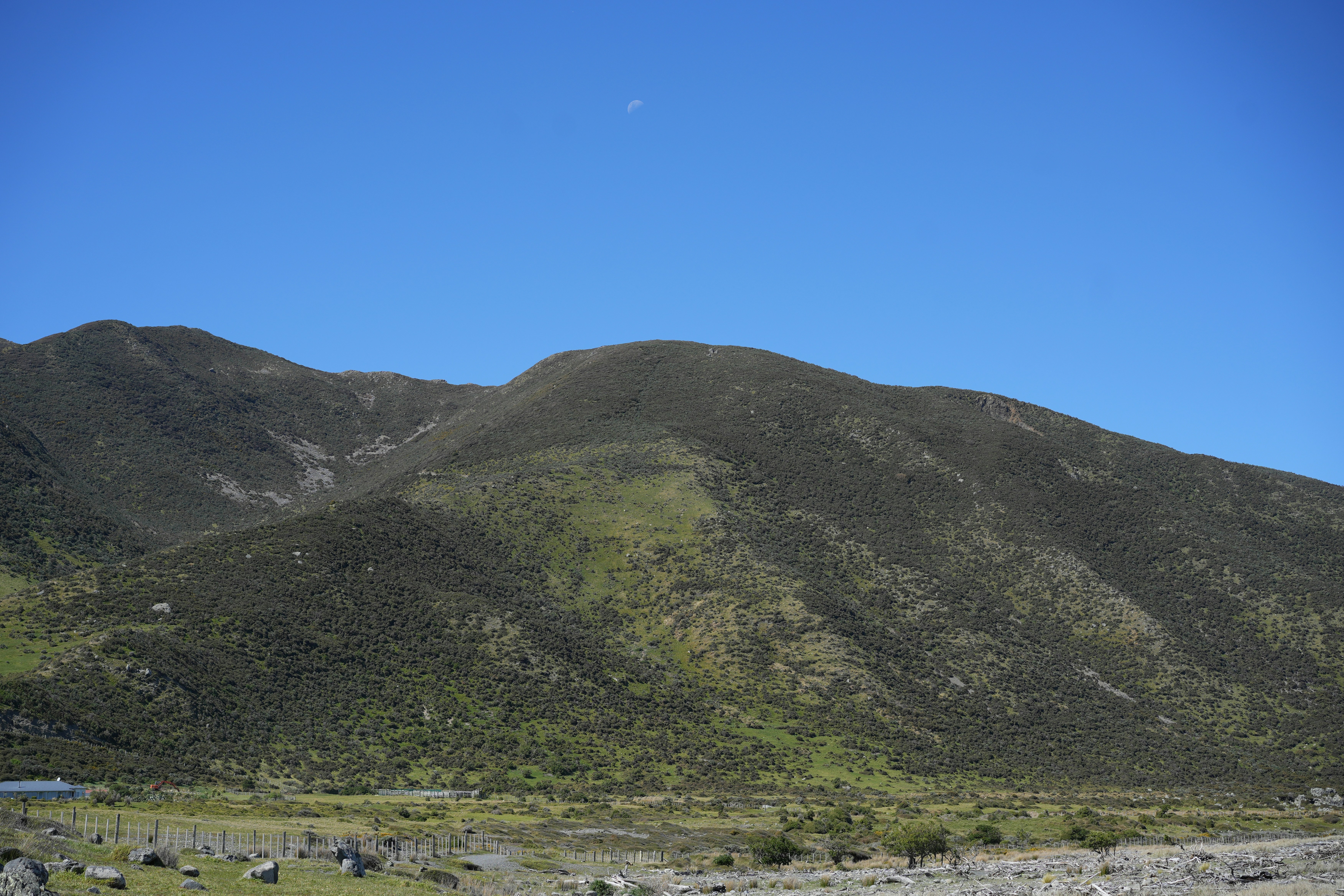 Ridge Horizon: Quiet Mountains Under a Wide Blue Sky
