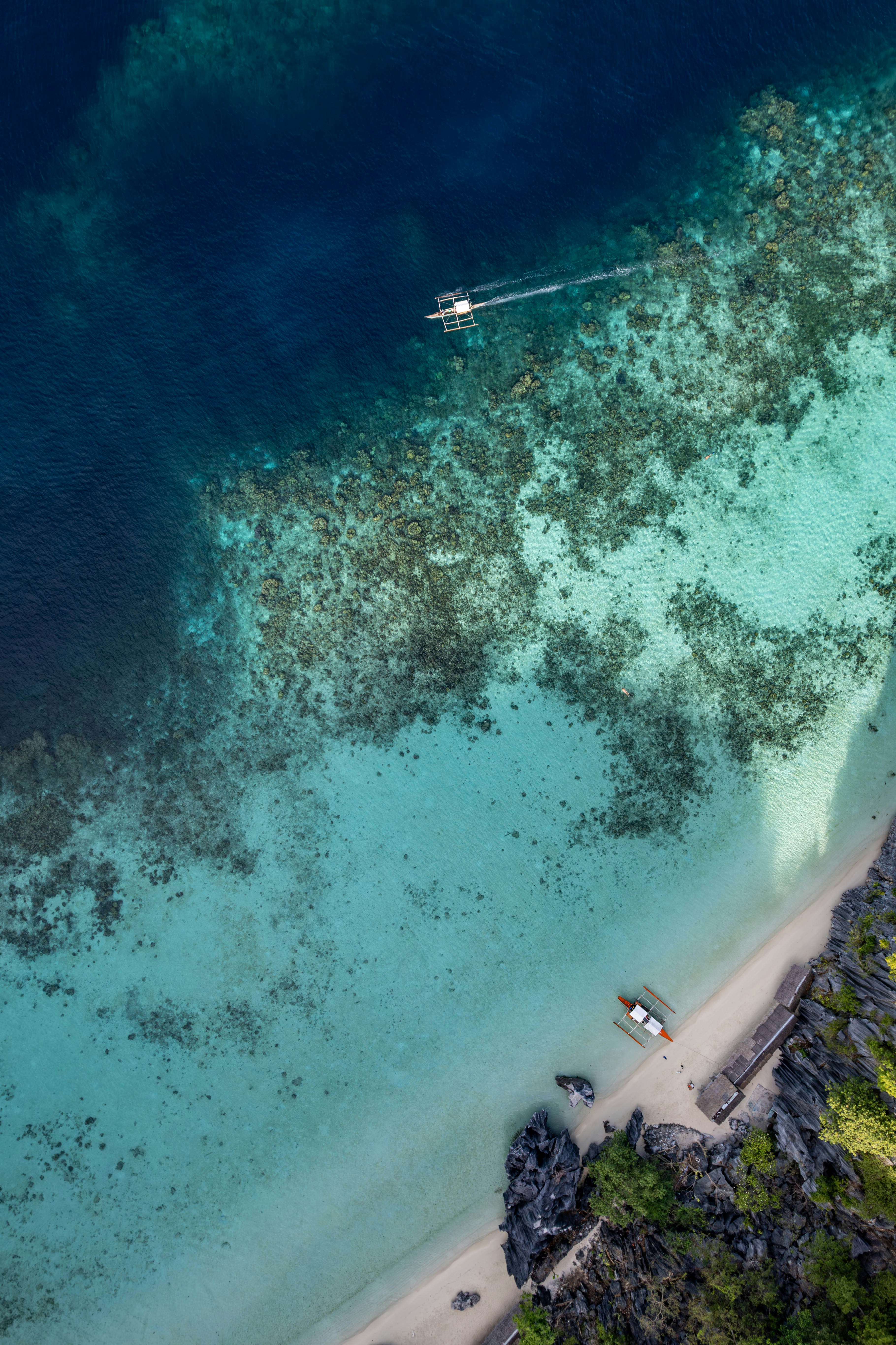 Navegación en barco en aguas turquesas claras cerca de una isla ...