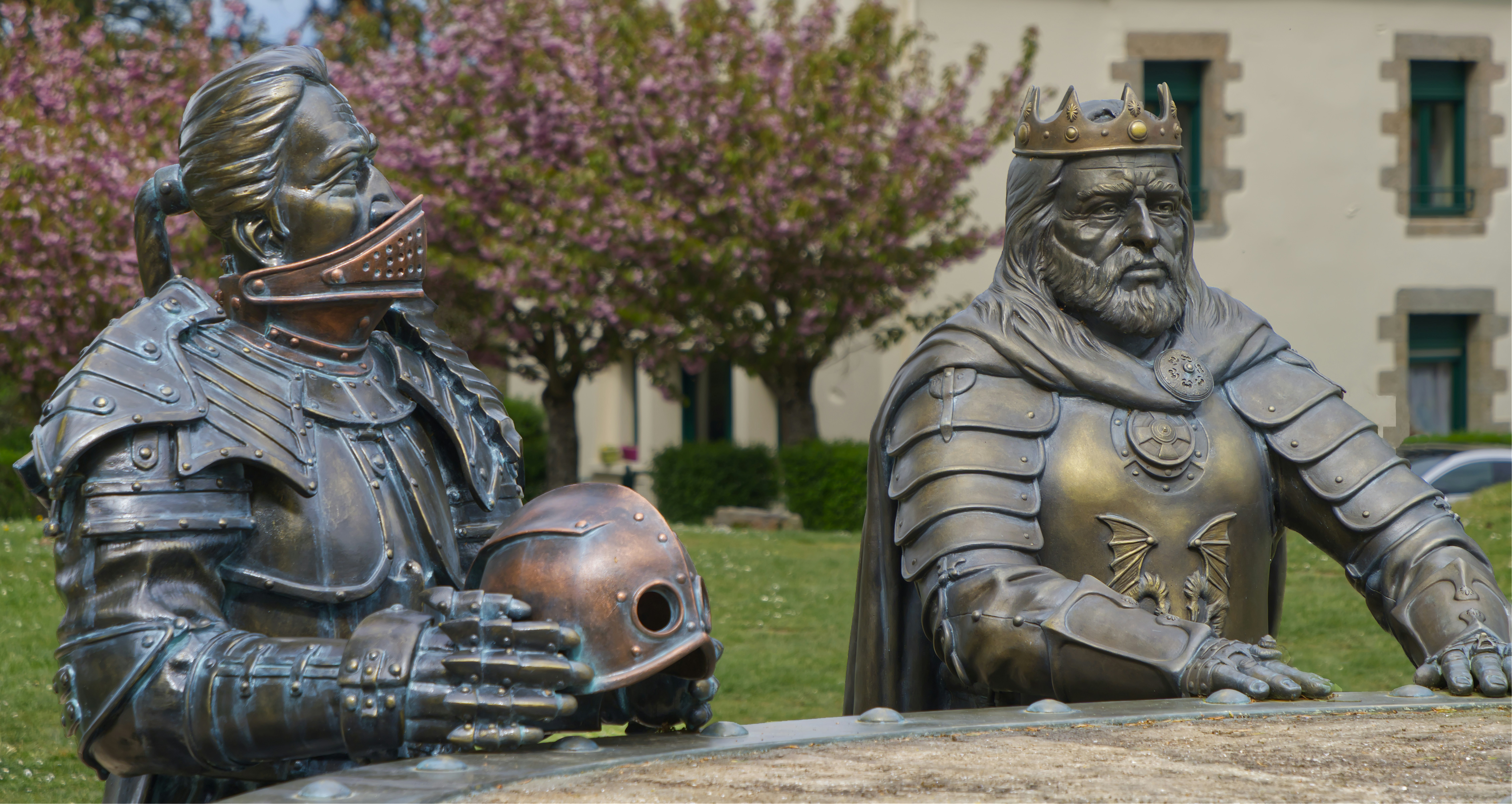 La sculpture des Nouveaux Chevaliers de Brocéliande à Néant-sur-Yvel est une œuvre monumentale réalisée par le sculpteur Michaël Thomazo. Ici à gauche le Chevalier Galaad et le Roi Arthur. - Galaad est le fils du chevalier Lancelot du Lac et d'Ellaine fille du roi Pellès, le roi Pêcheur, qui détient le Graal. - Le Roi Arthur est un seigneur breton qui aurait organisé la défense des peuples celtes des îles Britanniques et de Bretagne armoricaine face aux envahisseurs germaniques à la fin du Ve ou au début du VIe siècle.