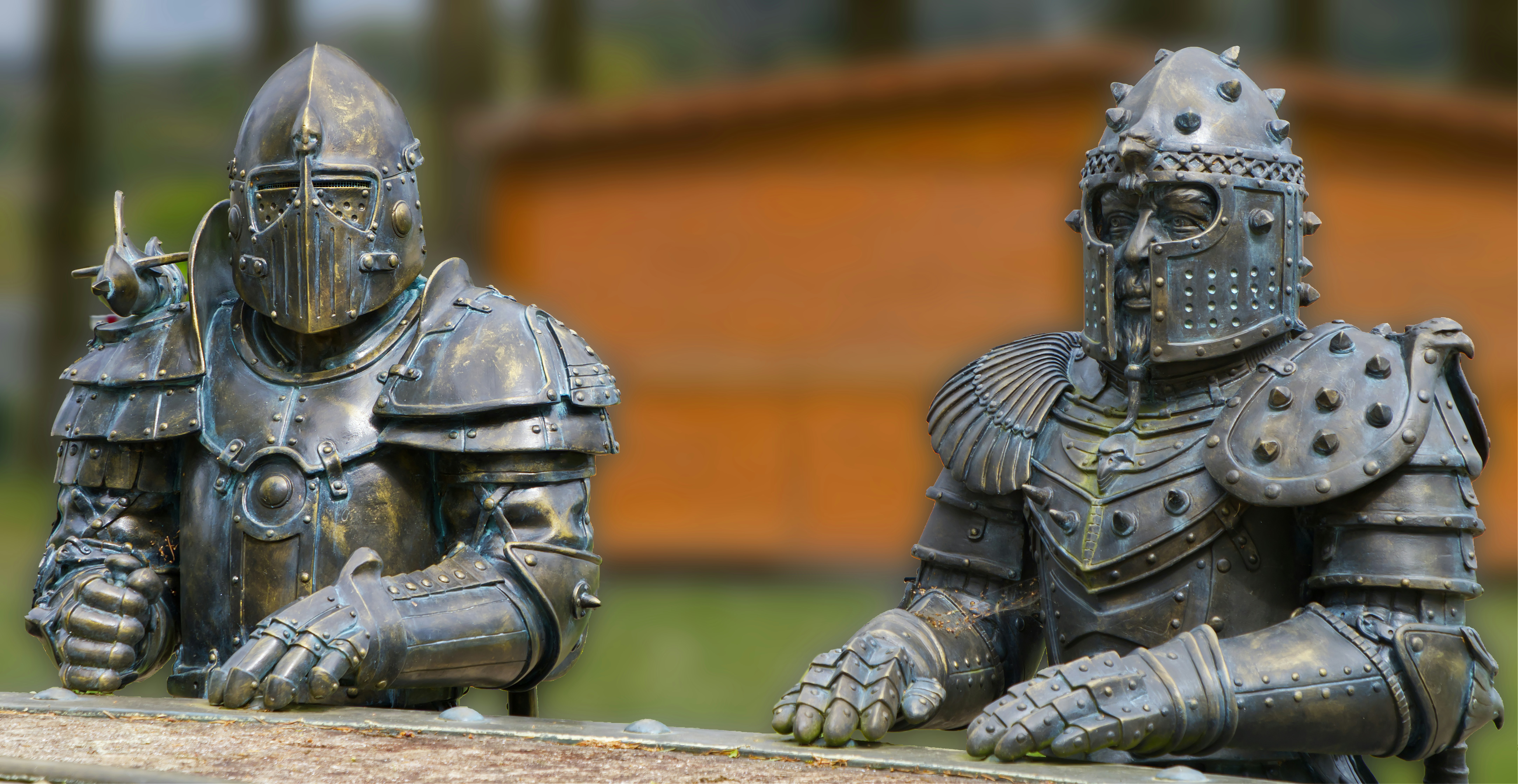 La sculpture des Nouveaux Chevaliers de Brocéliande à Néant-sur-Yvel est une œuvre monumentale réalisée par le sculpteur Michaël Thomazo. Ici à gauche le Chevalier Girflet et le Chevalier Gauvin à droite. - Girflet est le fils de Do et le cousin de Lucan et Bedivere. Survivant de la bataille de Camlann, c'est le dernier chevalier à voir vu Arthur vivant. - Gauvain est le neveu du roi Arthur et le fils du roi Lot d'Orcanie et de Morgause.