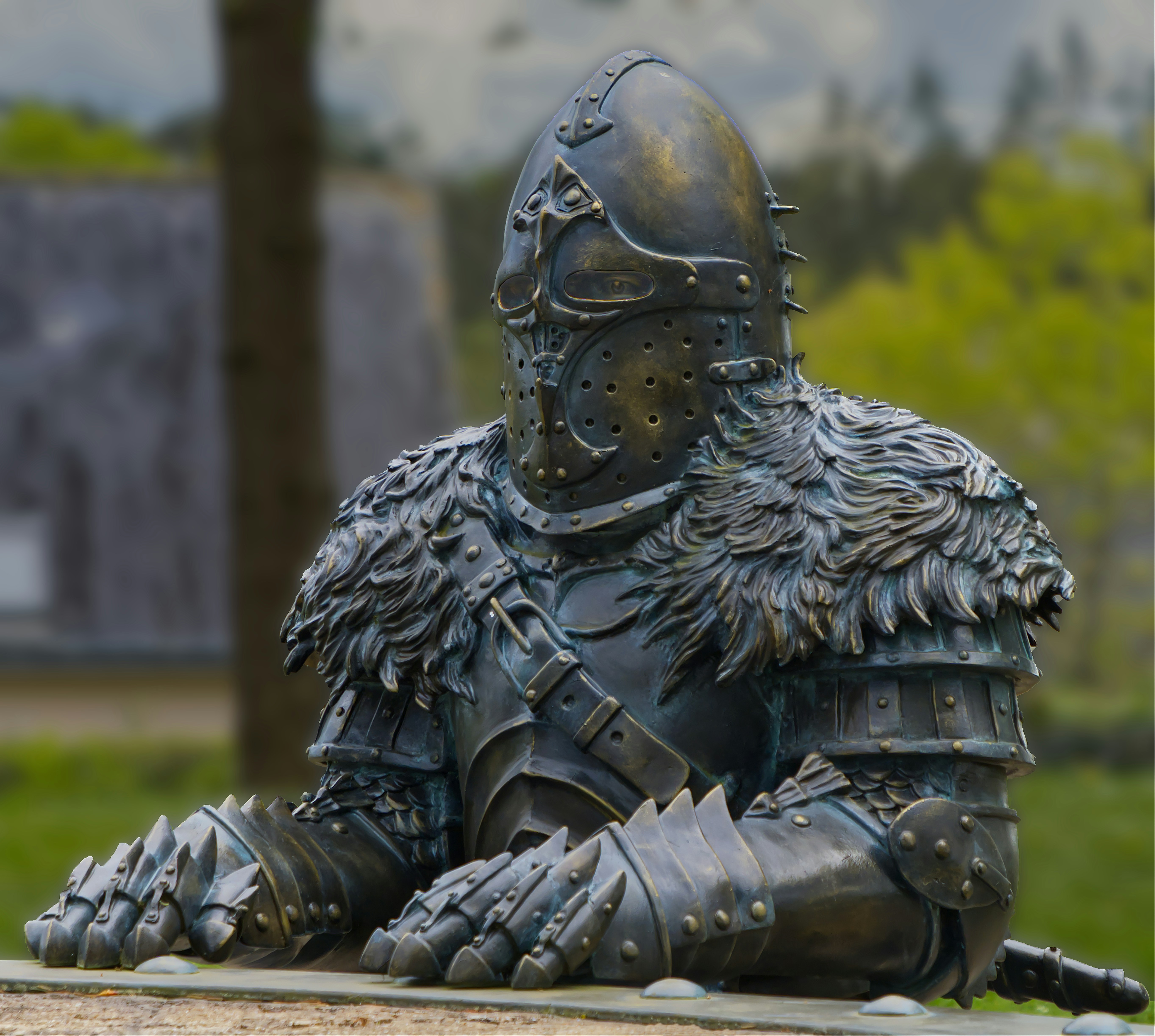 La sculpture des Nouveaux Chevaliers de Brocéliande à Néant-sur-Yvel est une œuvre monumentale réalisée par le sculpteur Michaël Thomazo. Ici le Chevalier Perceval. Il est surtout connu pour sa participation à la quête du Saint-Graal.