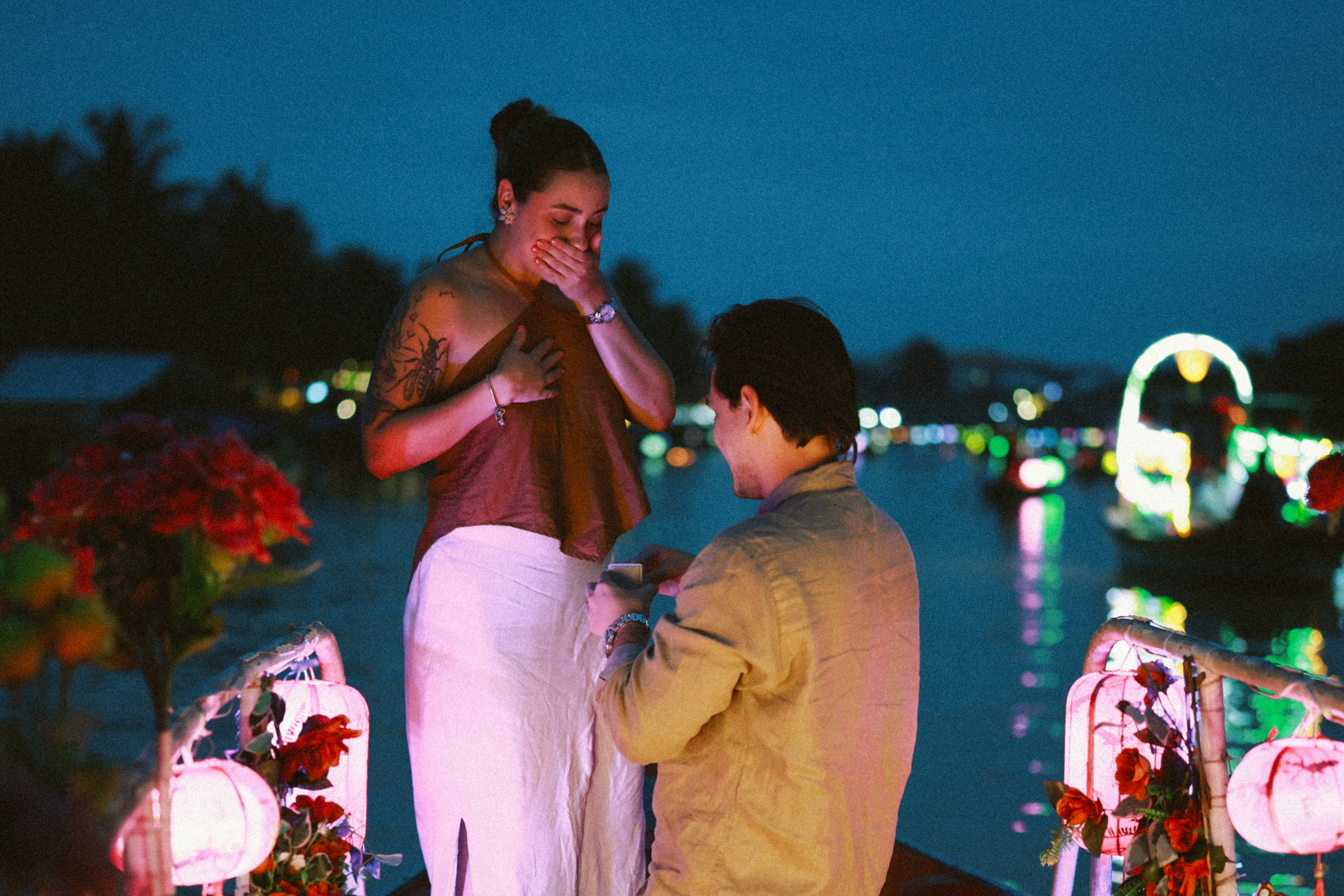 Hombre le pide matrimonio a una mujer en el barco por la noche foto ...