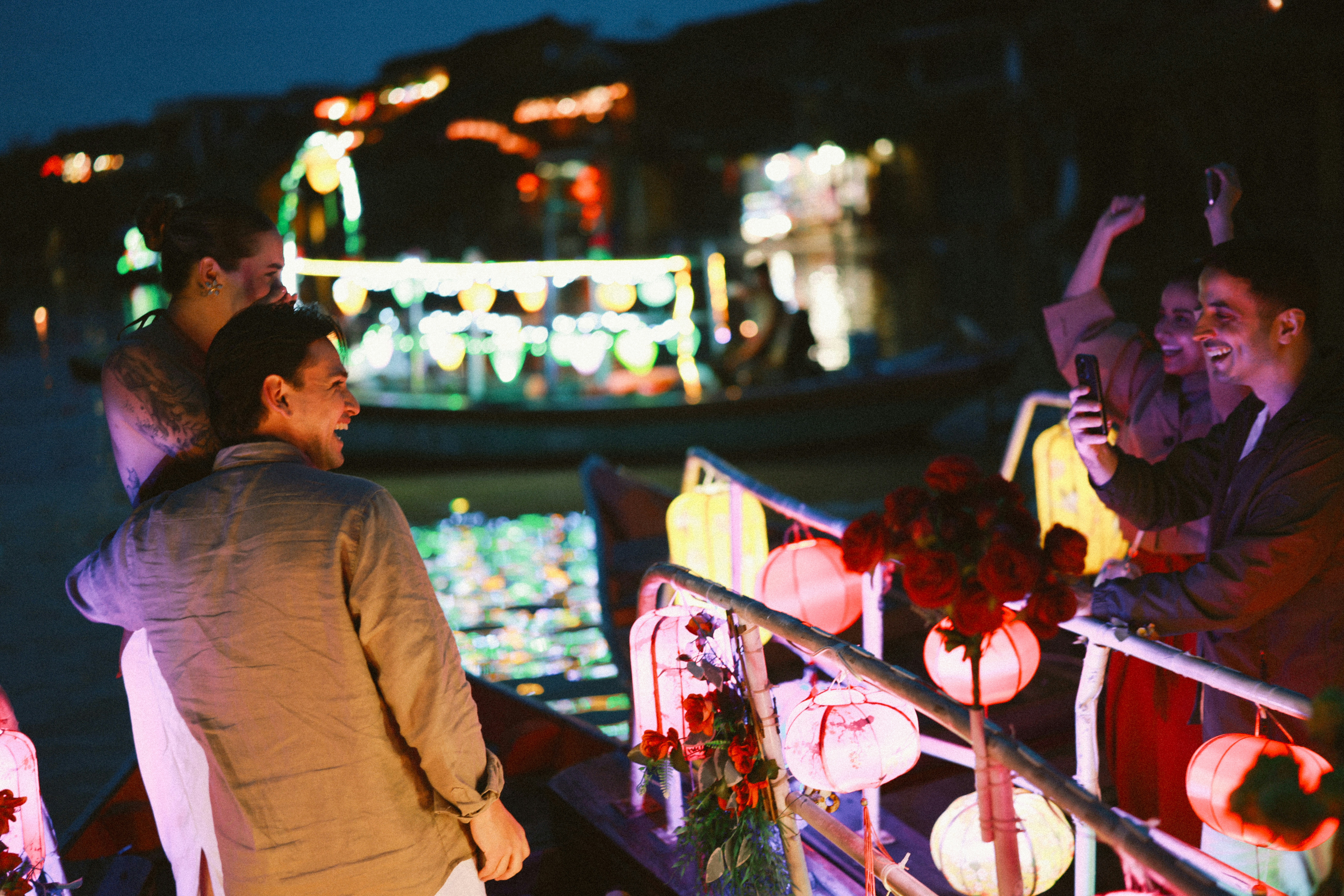 Gente celebrando en un barco por la noche foto – Imagen de Viajar ...