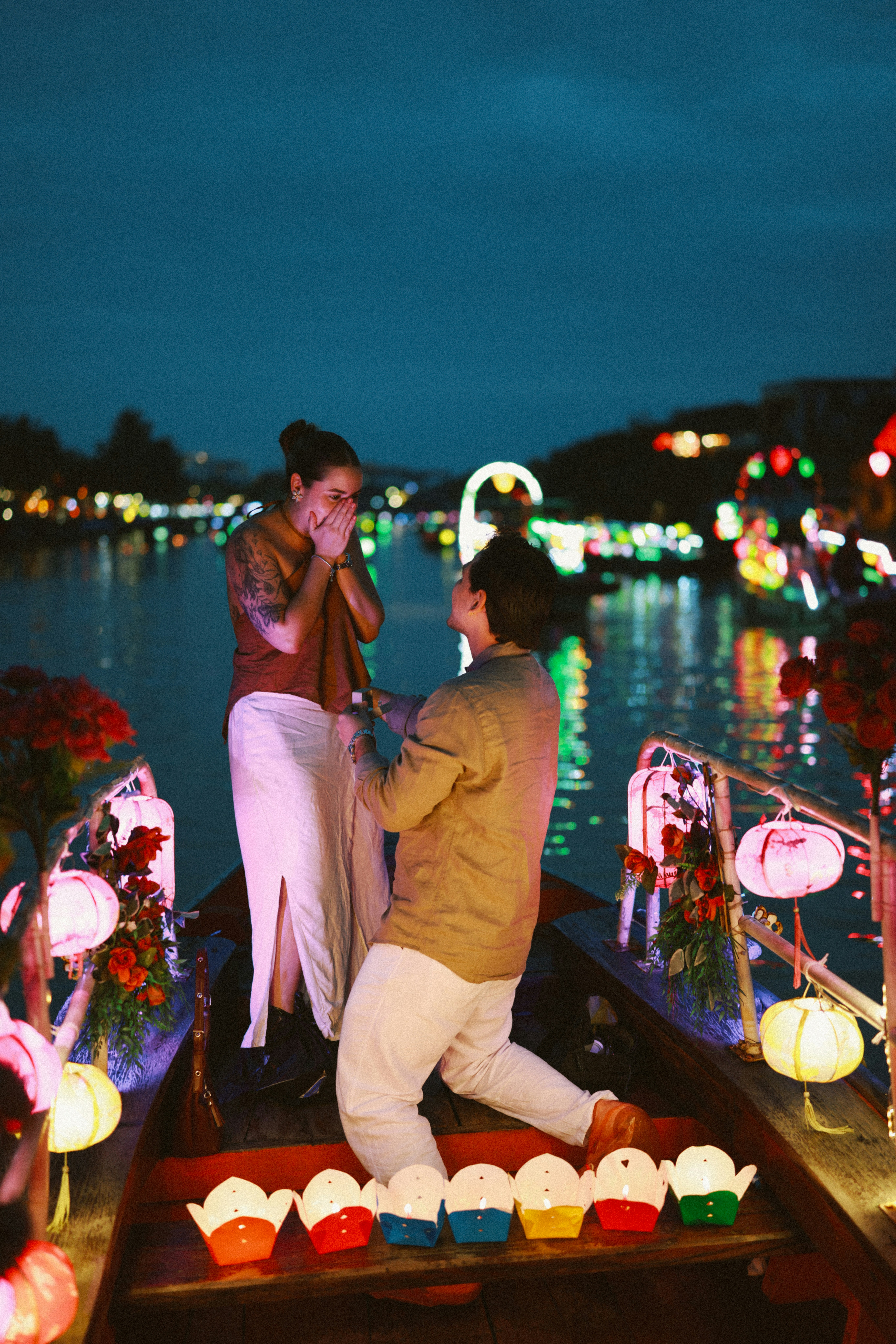 Man proposes to woman on boat at night photo – Free Night Image on Unsplash