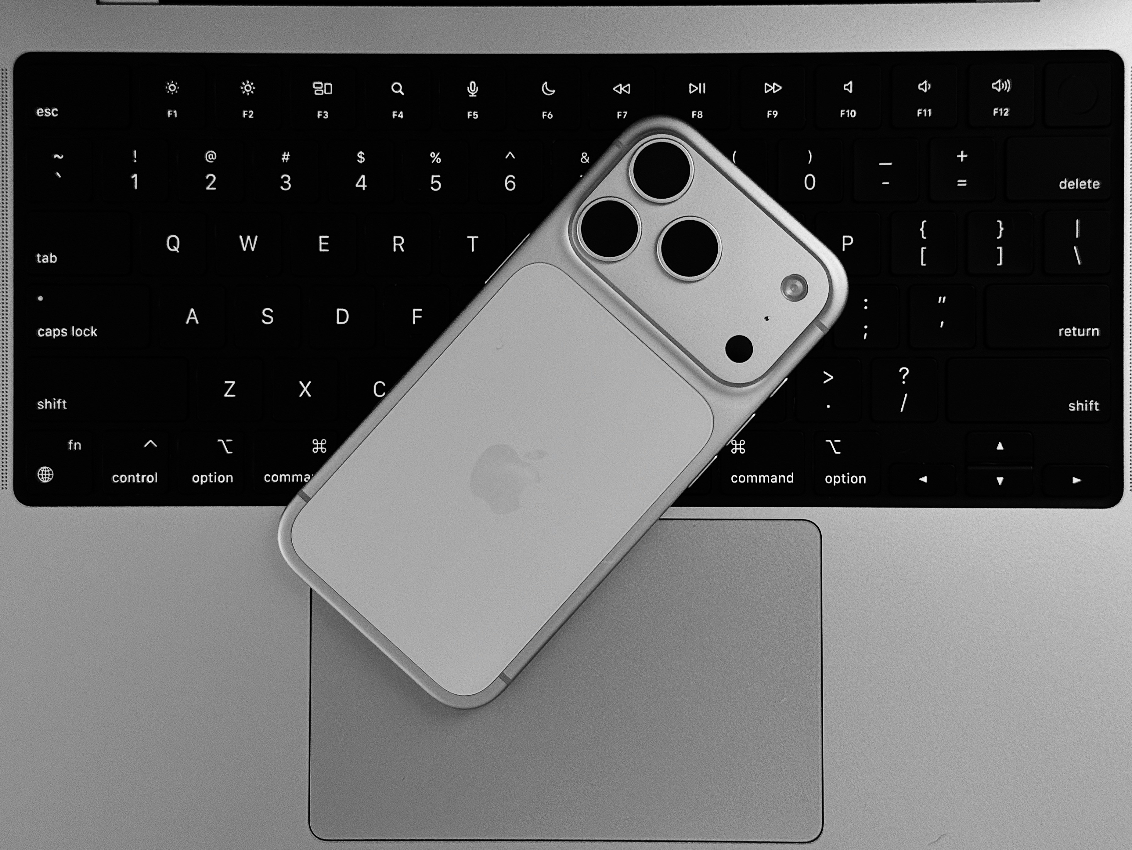 Apple iPhone 17 pro silver MacBook Pro silver